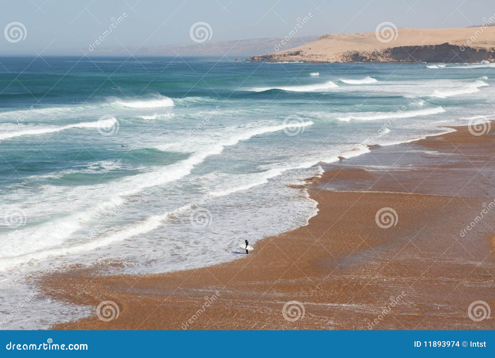 Grote Golven in Een Het Surfen Strand Stock Foto - Image of leeg, mooi ...
