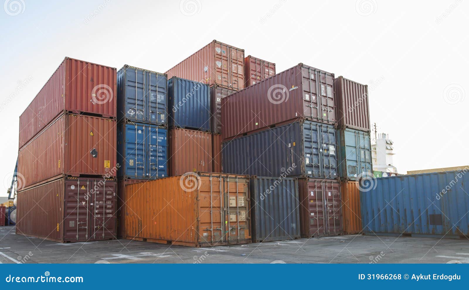 Grote groep containers stock foto. Image of haven, industrieel - 31966268