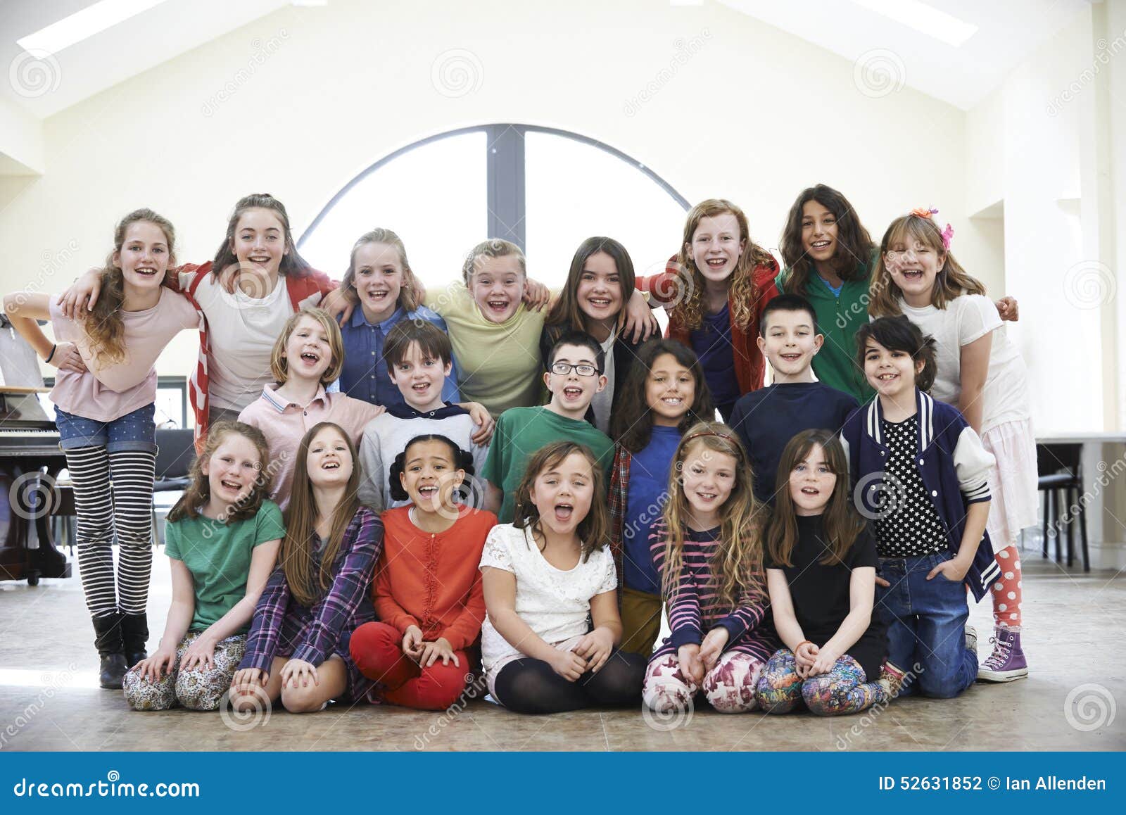 Grote Groep Kinderen Die Drama Van Workshop Samen Genieten Stock Foto ...
