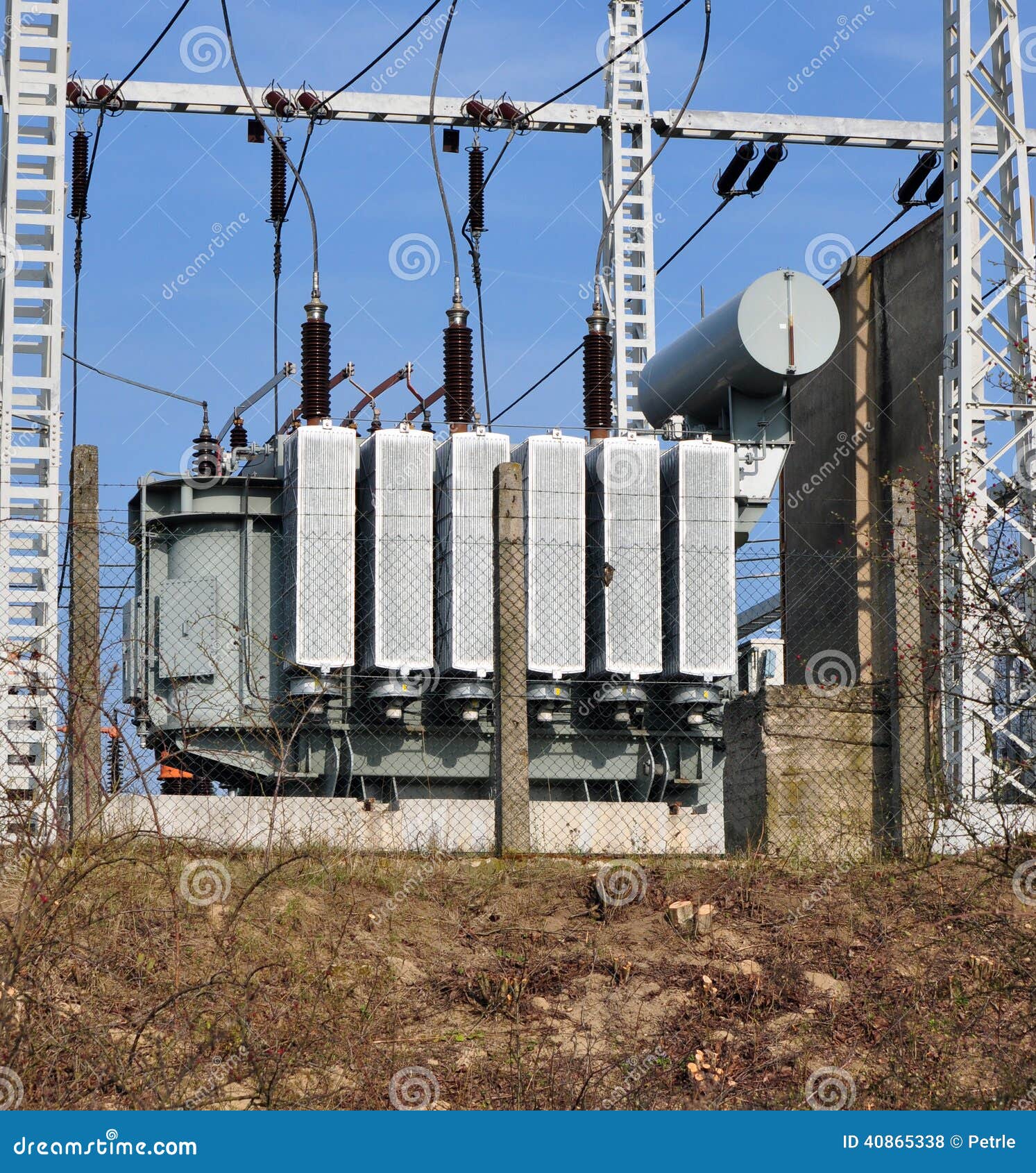 Grote Hoogspanningstransformatoren Stock Foto - Image of opbrengst ...