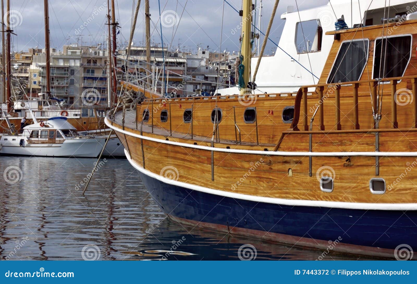 Grote houten boot stock foto. Image of reis, mest, verankerd - 7443372