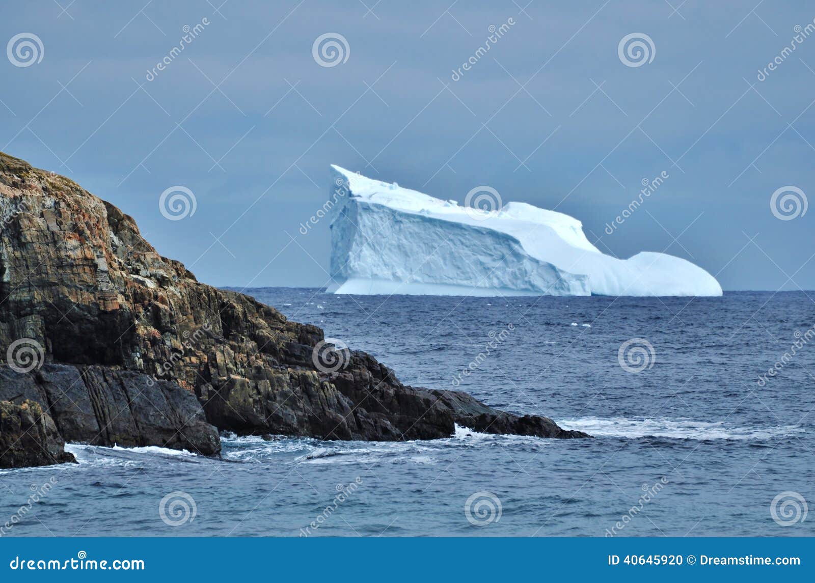 Grote Ijsberg Op De Kustlijn Stock Foto - Image of water, vlotters ...