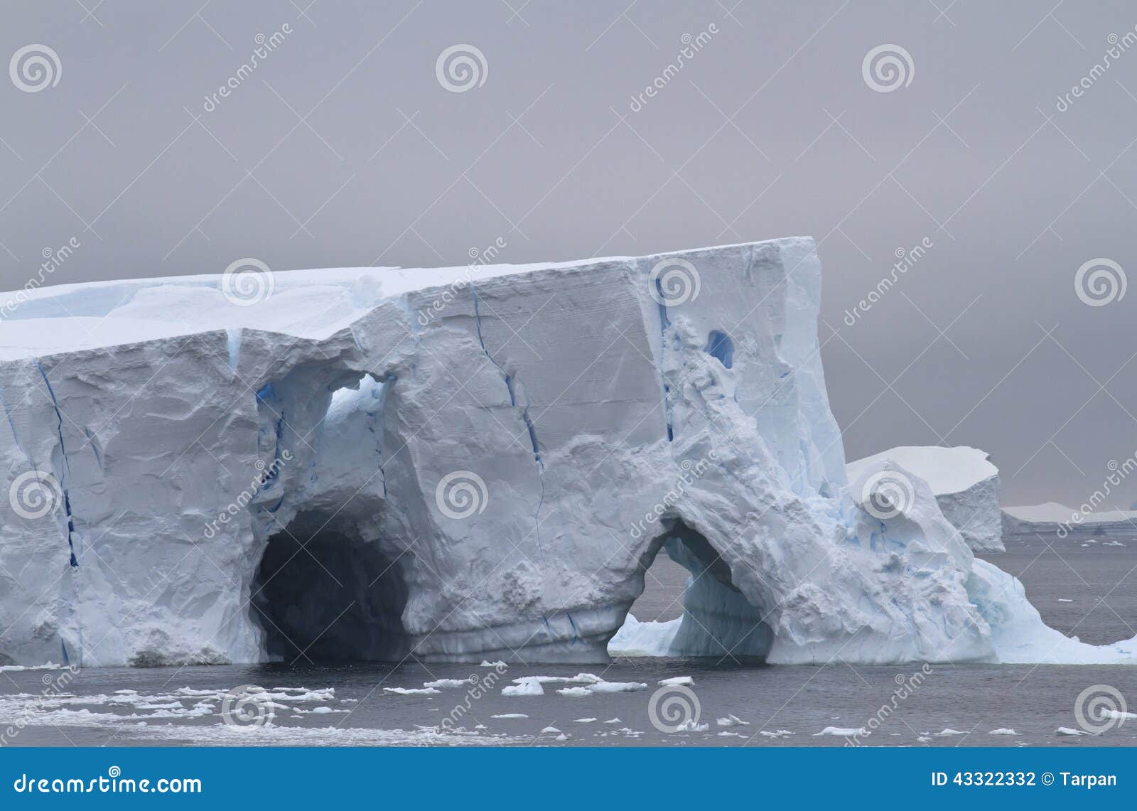 Grote Ijsberg in Twee Holen in De Zuidpool Stock Foto - Image of ...