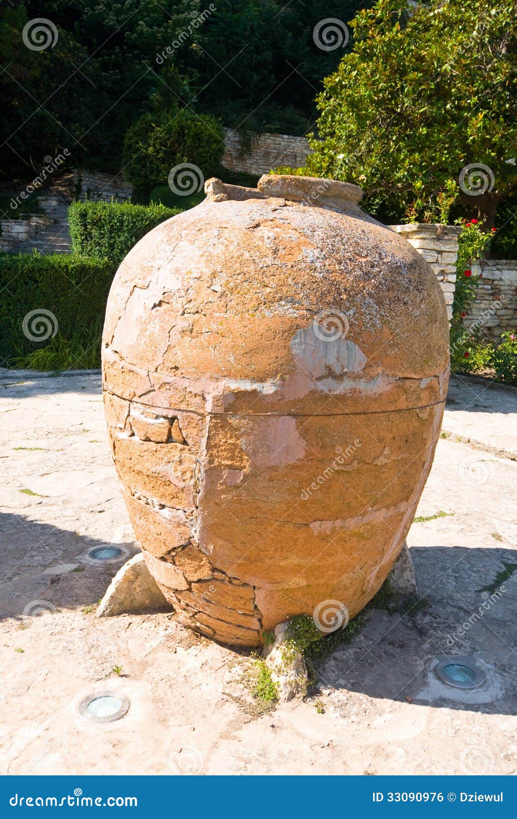 Grote kruik in de tuin stock foto. Image of bloeien, zonnig - 33090976