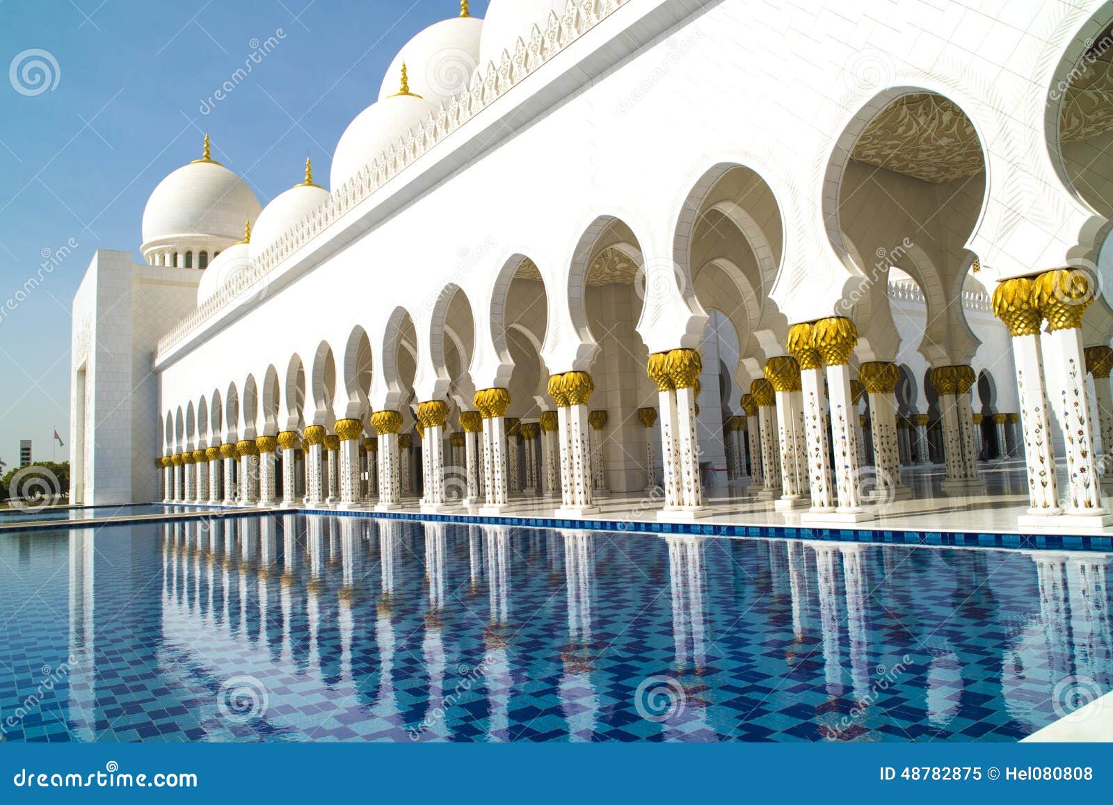Grote Moskee Abu Dhabi stock afbeelding. Image of arabier - 48782875