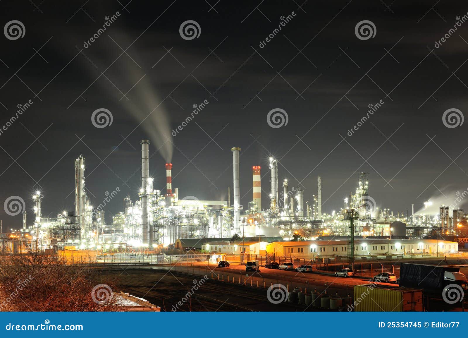 Grote Olieraffinaderij in Nacht Stock Afbeelding - Image of ...