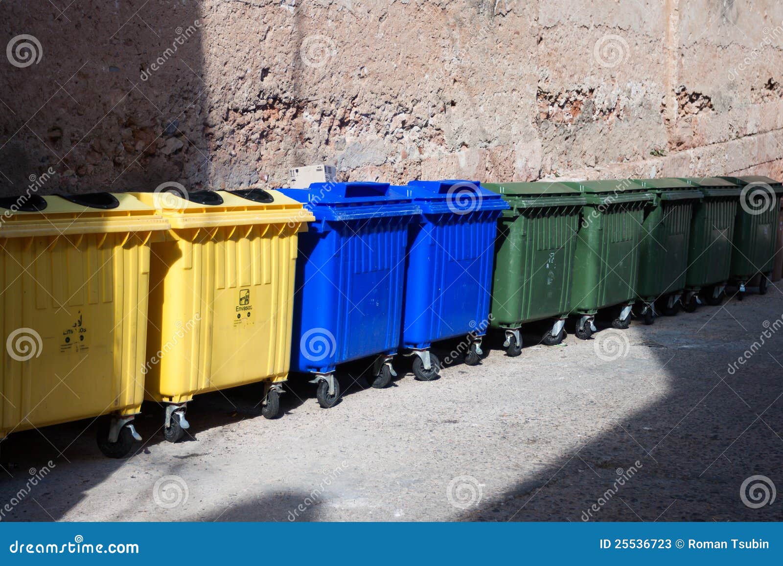 Grote Plastic Afvalcontainers Op De Straat Stock Afbeelding - Image of ...