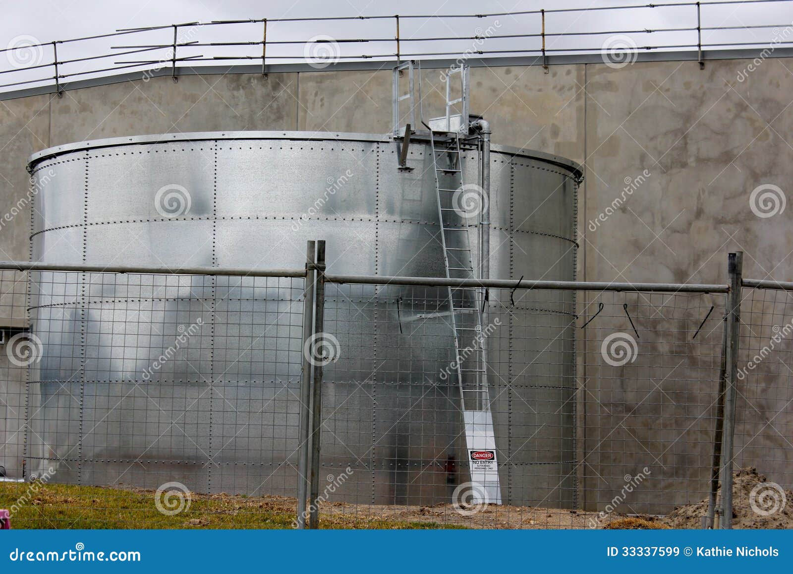 Grote Regenwatertank stock afbeelding. Image of fabriek - 33337599