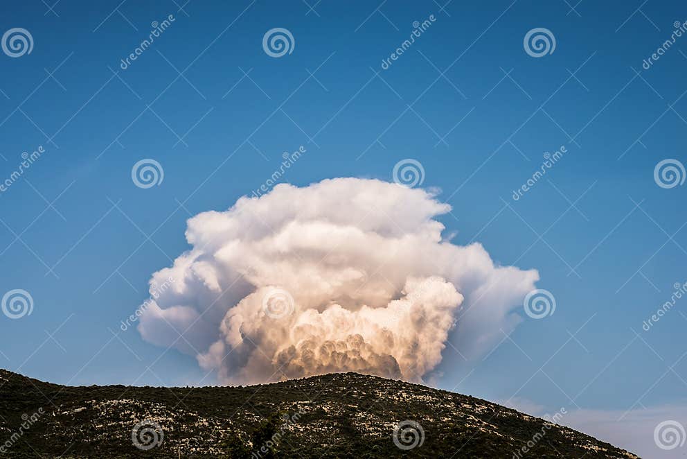 Grote rookwolk stock afbeelding. Image of wolken, rook - 33450317