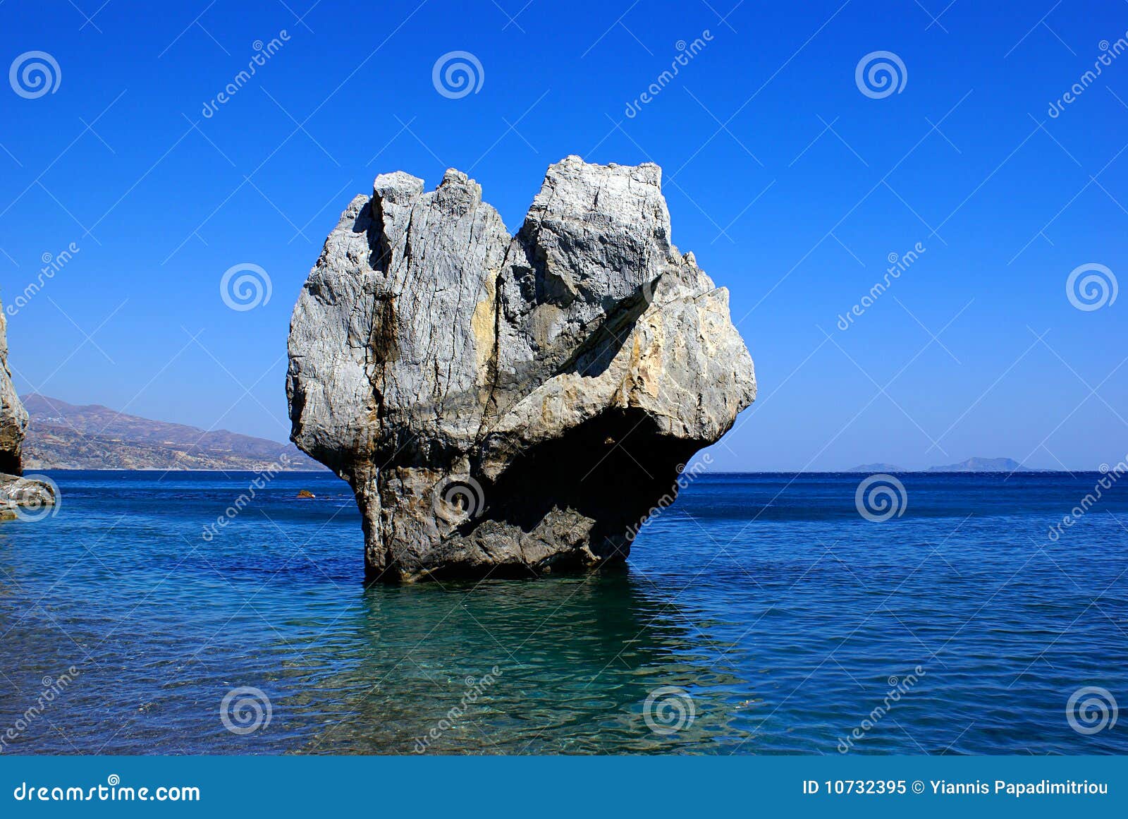 Grote rots in het overzees stock afbeelding. Image of zand - 10732395