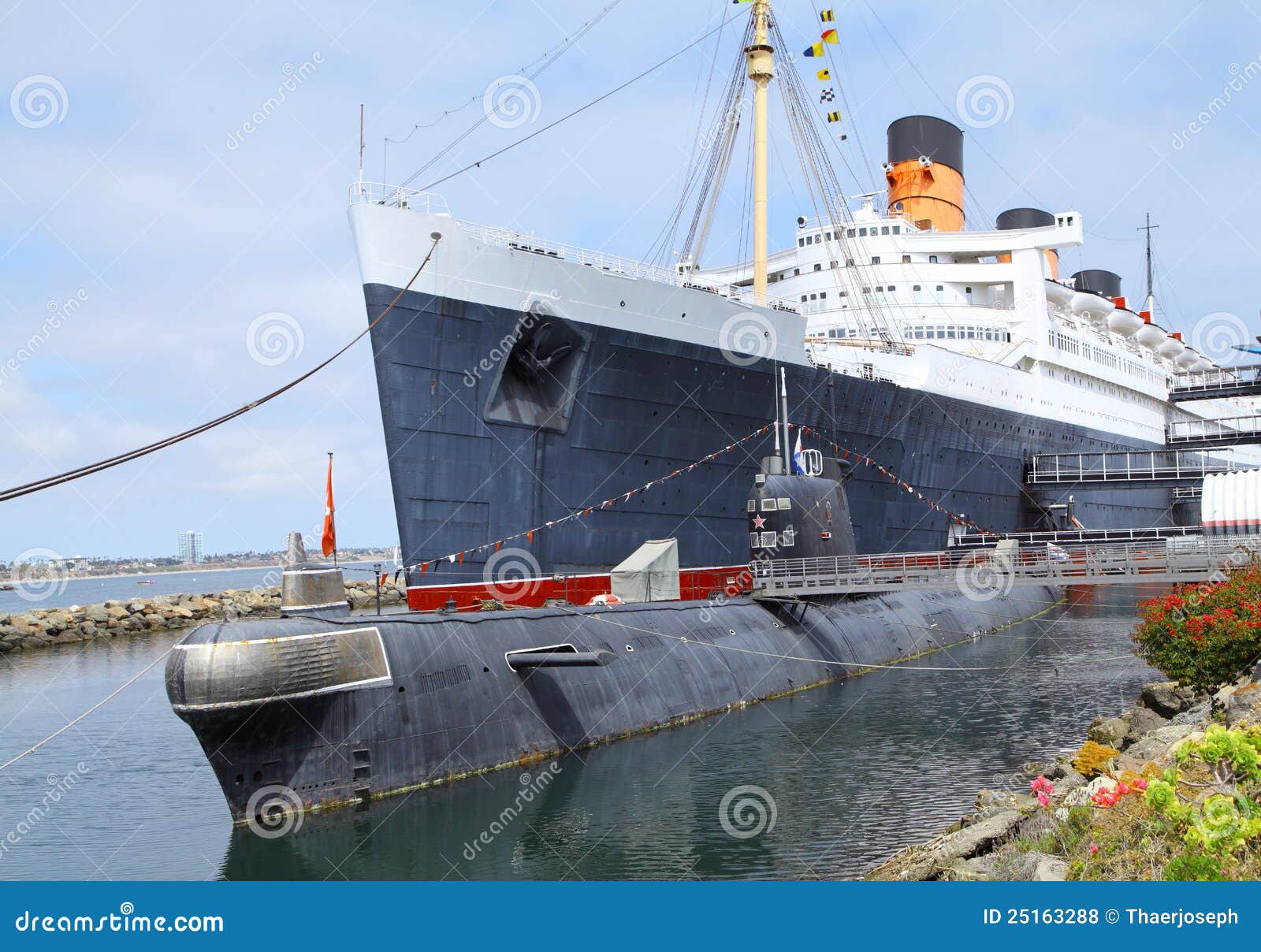 Grote Schip en Onderzeeër stock foto. Image of baai, lang - 25163288