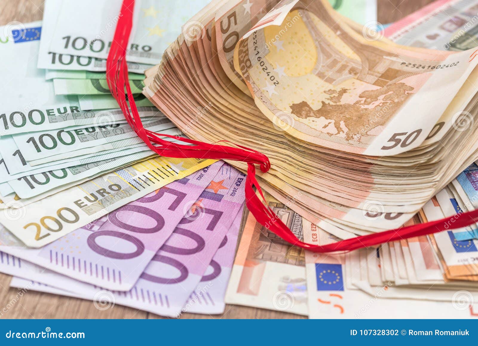 Grote stapel van euro geld stock foto. Image of uitwisseling - 107328302