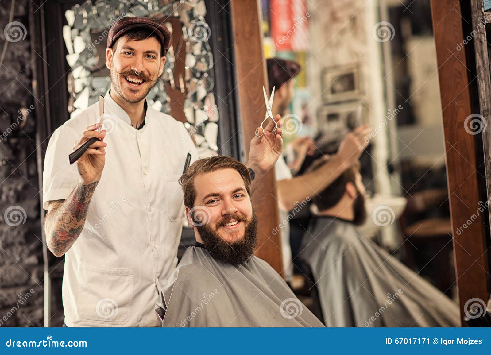 Grote Tijd Bij Herenkapper Met Kapper Stock Afbeelding - Image of ...