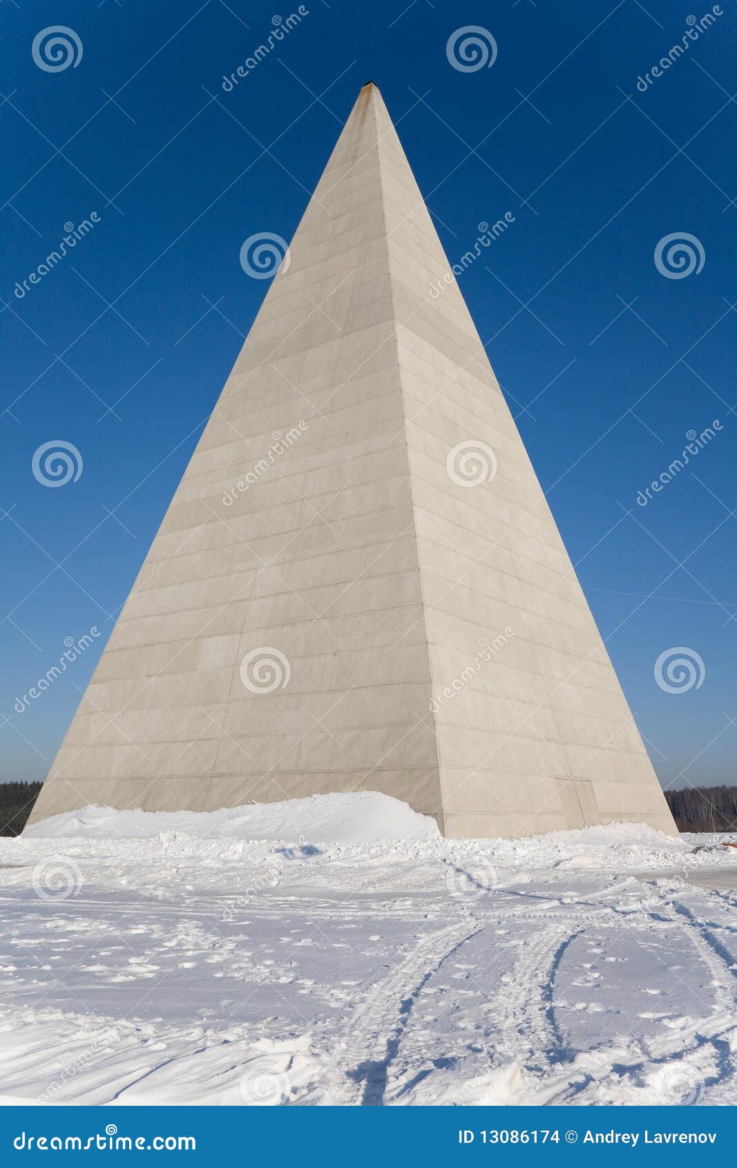 Grote Witte Piramide Op Een Koude Sneeuw Stock Foto - Image of gouden ...