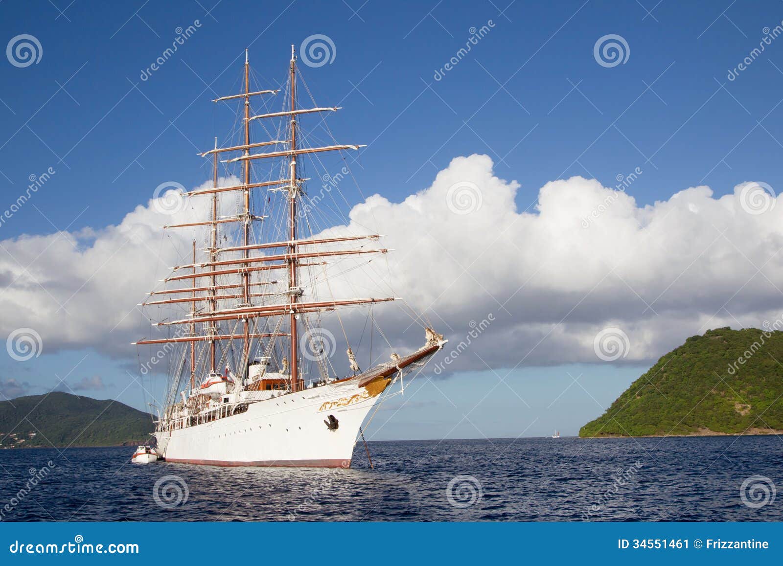 Grote Zeilboot Op Het Water, Mast Vier - Luxe Op Het Overzees Stock ...