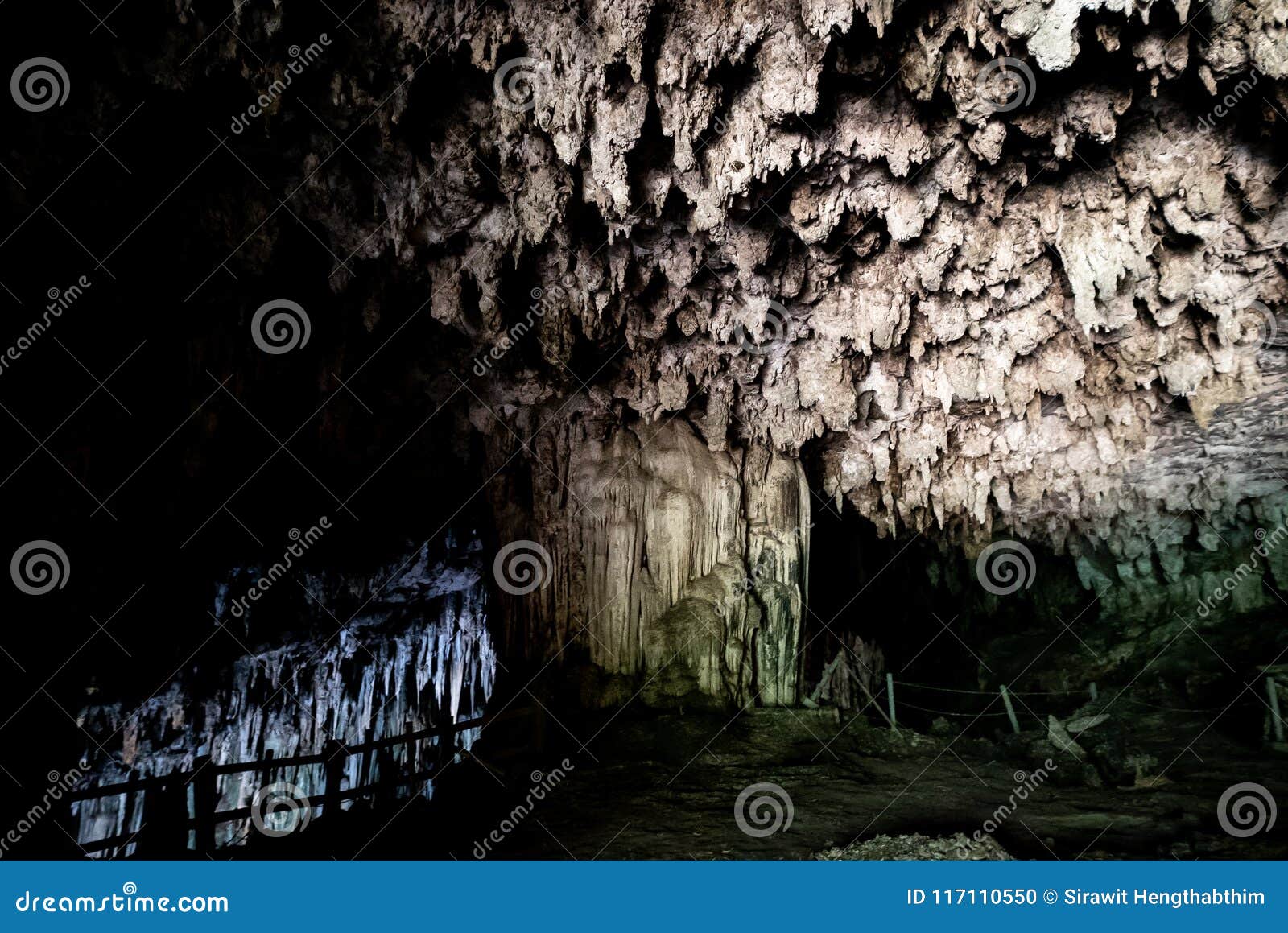 Grotta Med Stalaktit Och Stalagmit Arkivfoto - Bild av nytt, kalksten ...