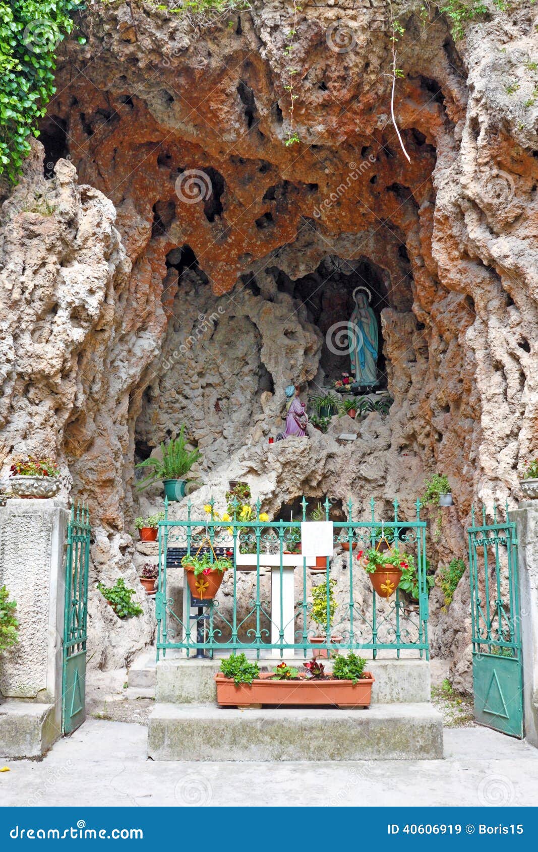 Grotto Della Mary Di Virgin Immagine Stock - Immagine di simbolo ...