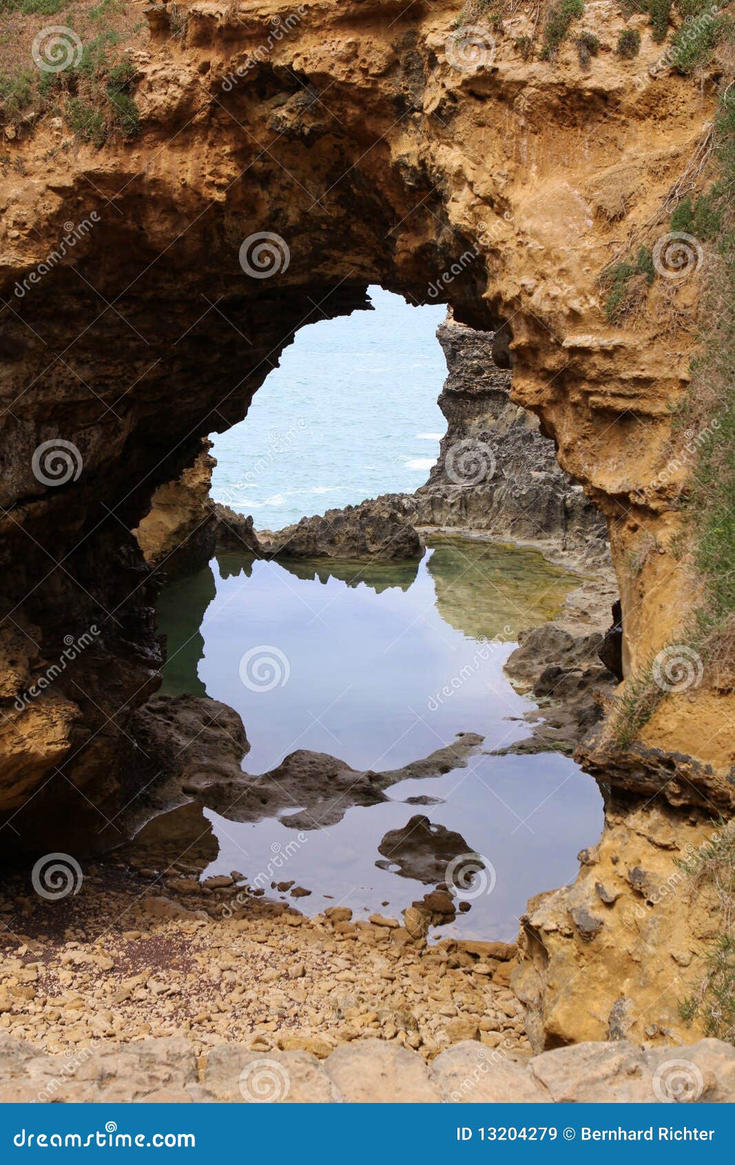 The Grotto. Great Ocean Road Stock Image - Image of ocean, tourist ...