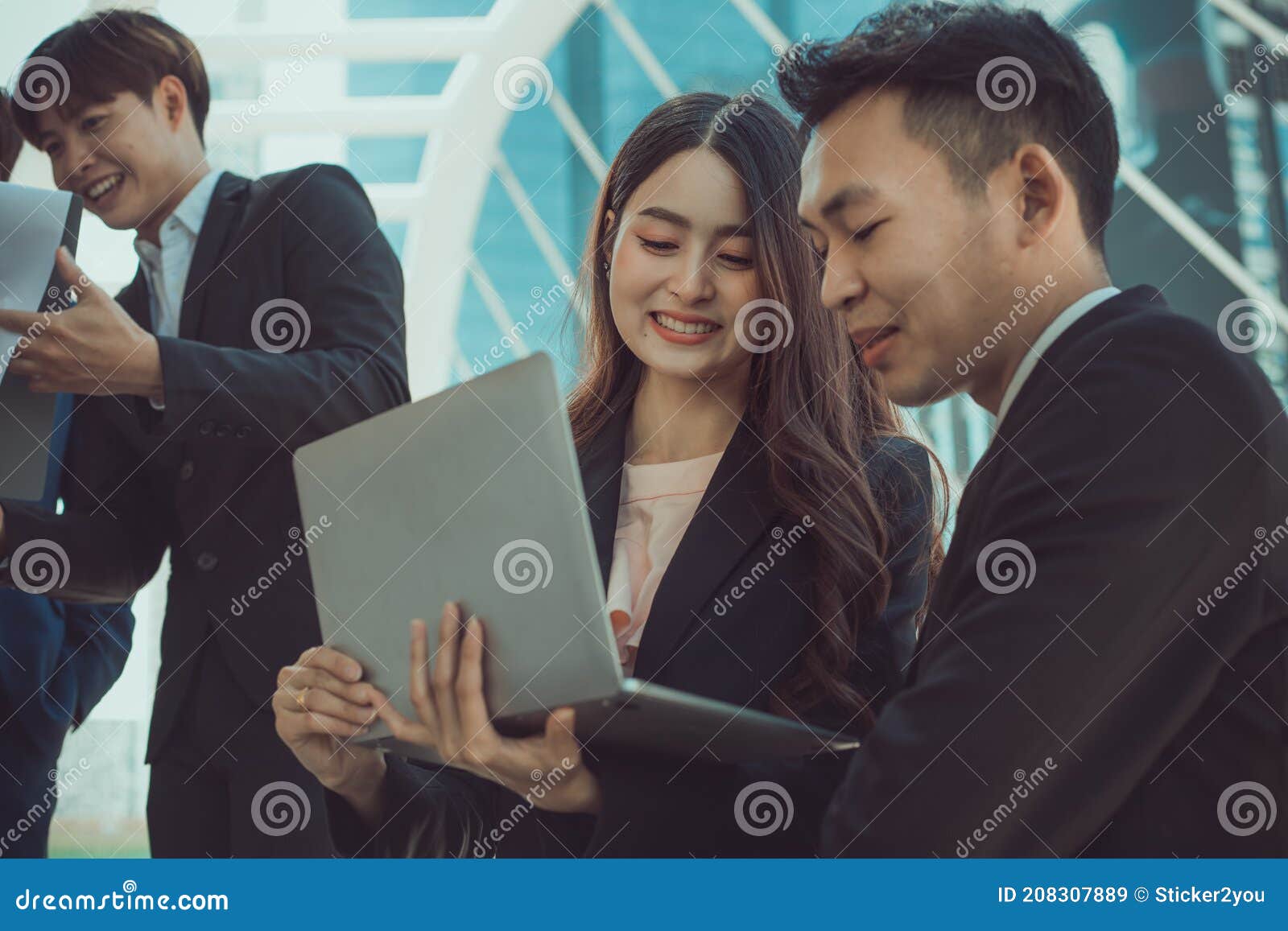 Group of Business People Talking and Discussion for Success Project ...