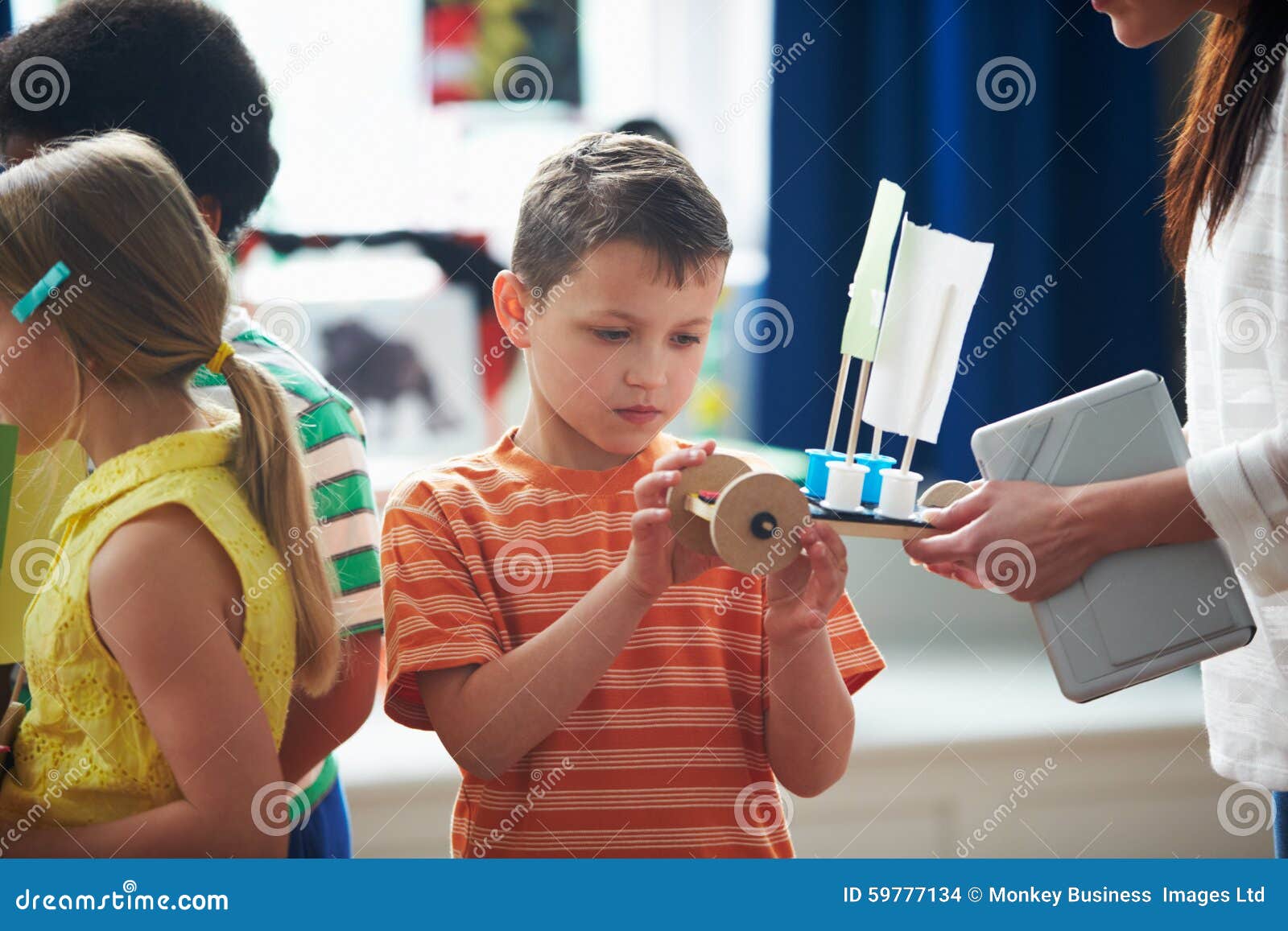 Group of Children Carrying Out Experiment in Science Class Stock Photo ...
