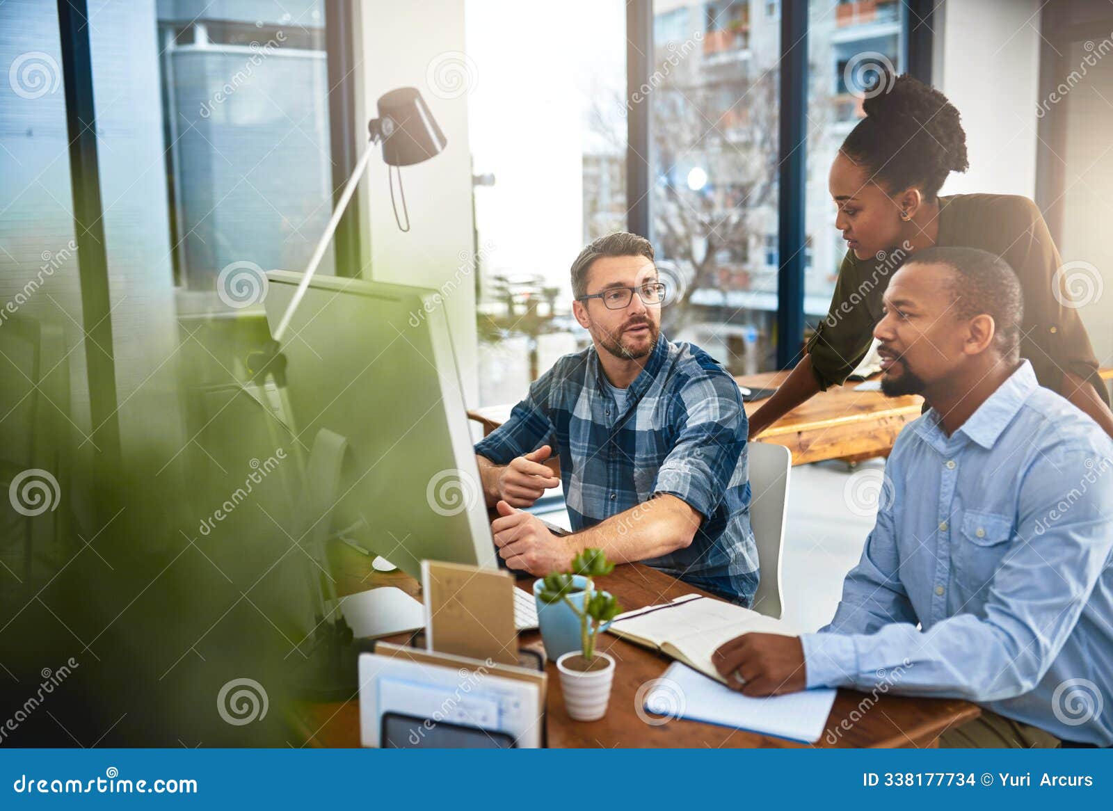 Group, Computer and Reading of Project, Talking and Intern with Lead ...