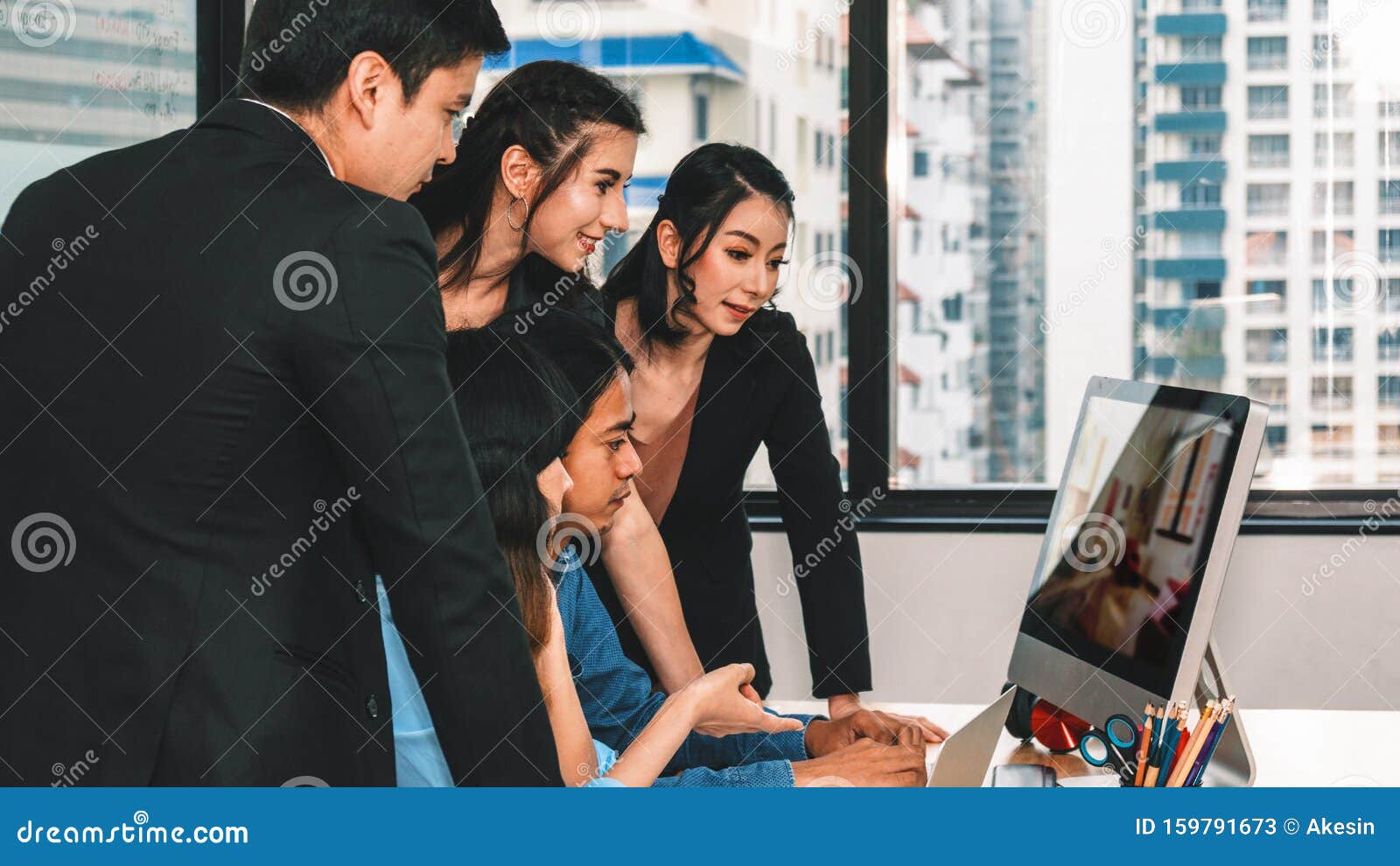 Group of Diversity Business People Having Business Discussion while ...