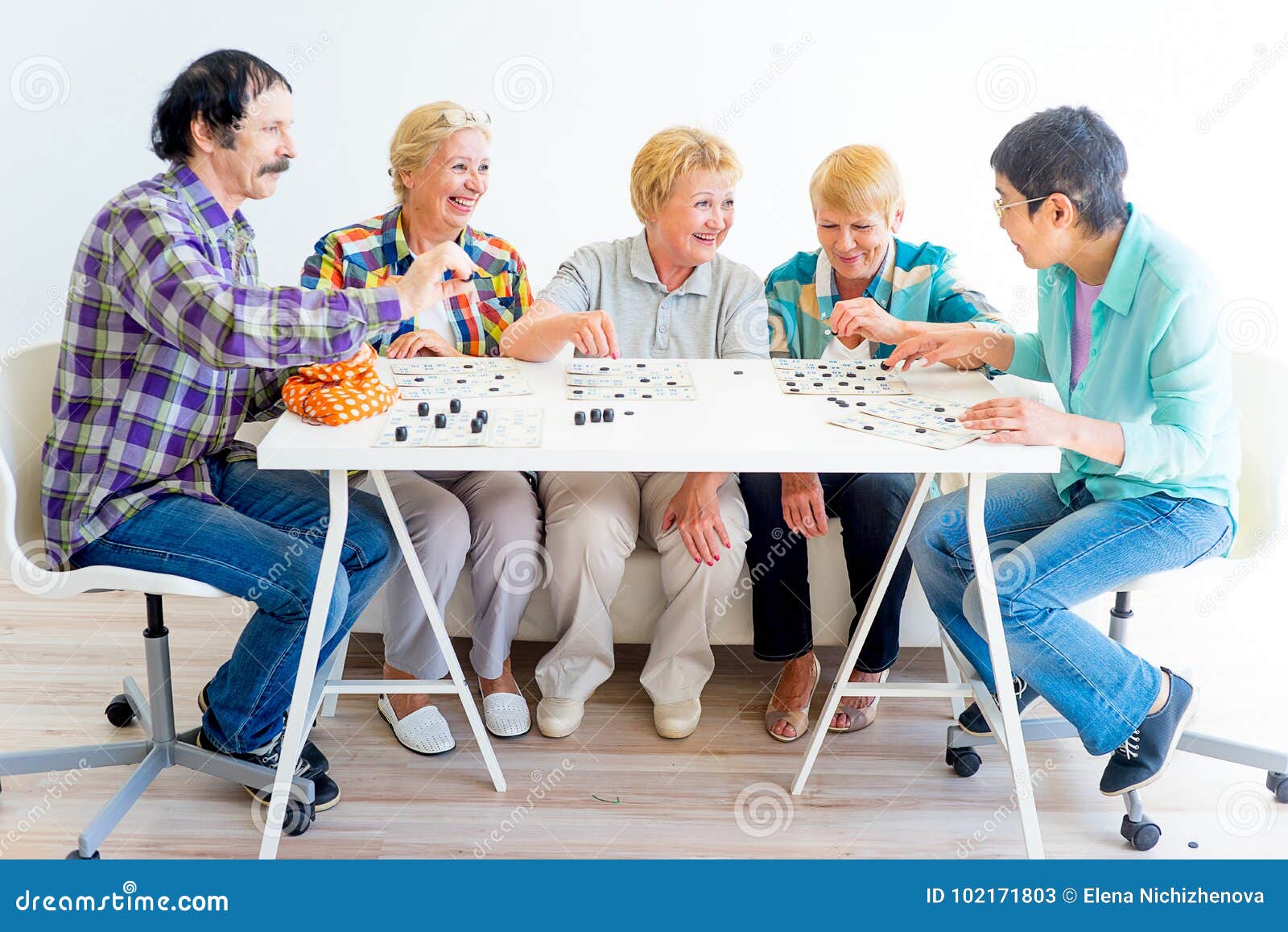 Seniors playing bingo stock image. Image of game, citizen - 102171803