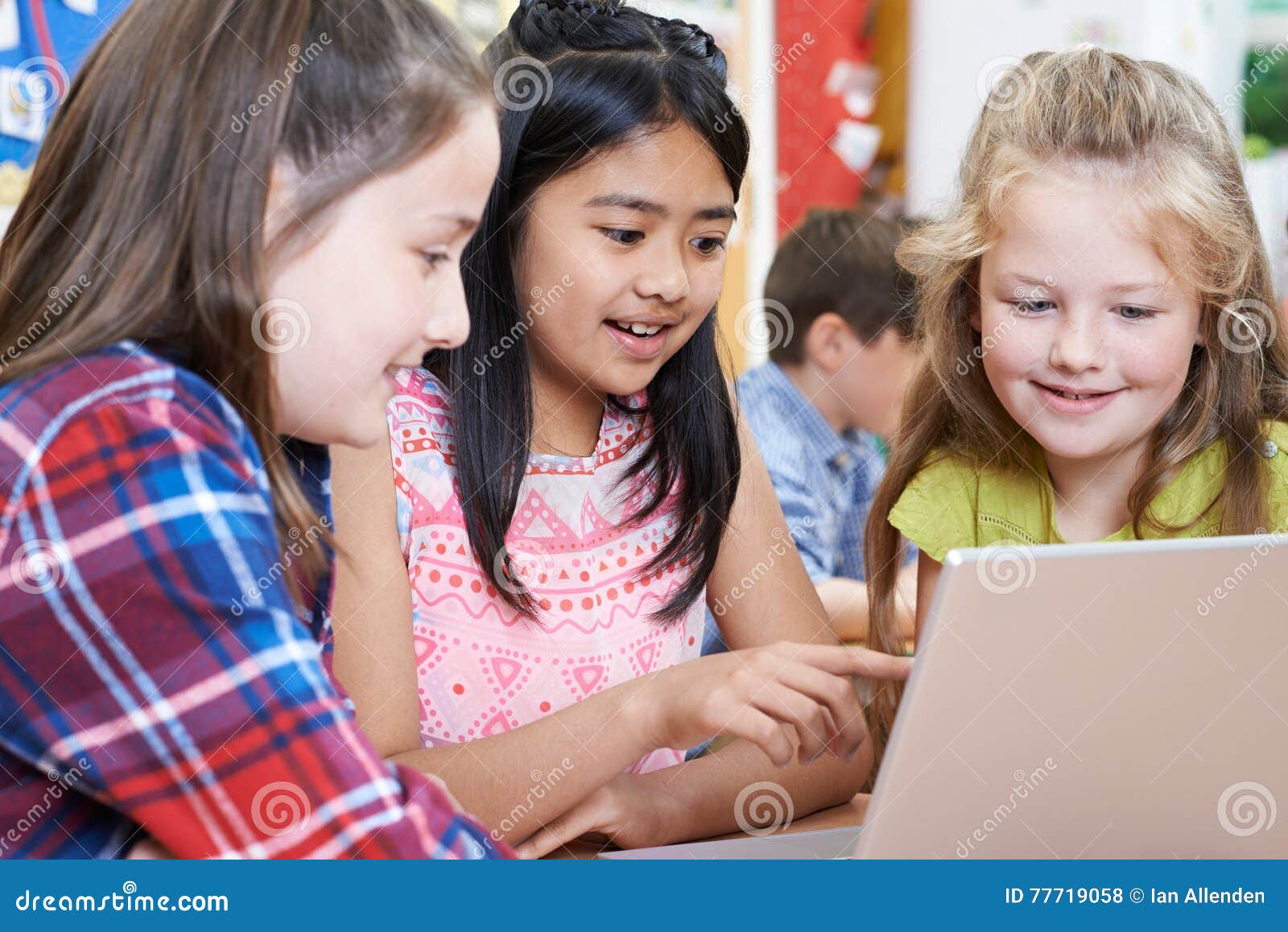 Group of Elementary School Children Working Together in Computer Stock ...