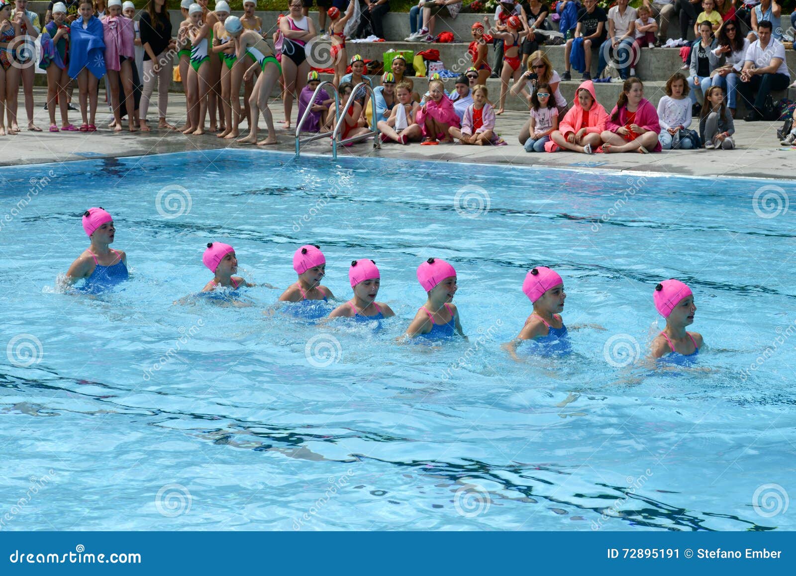 Group of Girls in a Pool Practicing Synchronized Swimming Editorial ...