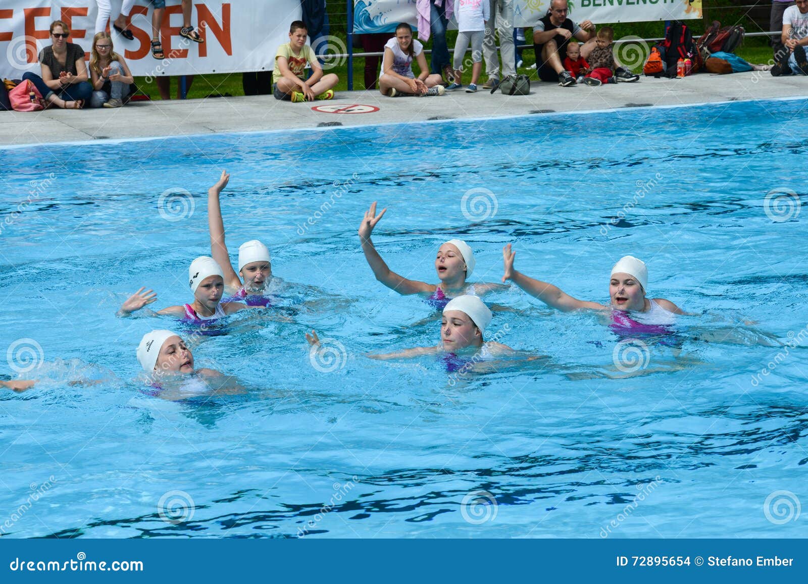 Group of Girls in a Pool Practicing Synchronized Swimming Editorial ...