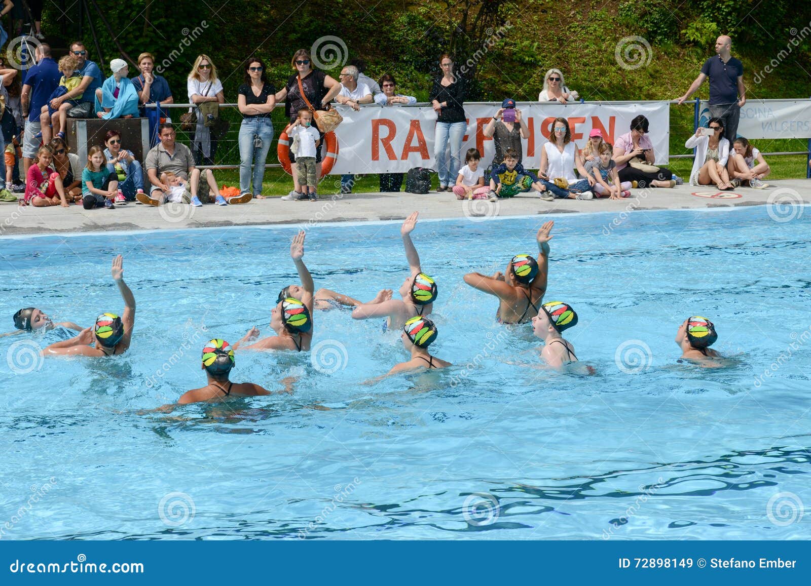 Group of Girls in a Pool Practicing Synchronized Swimming Editorial ...