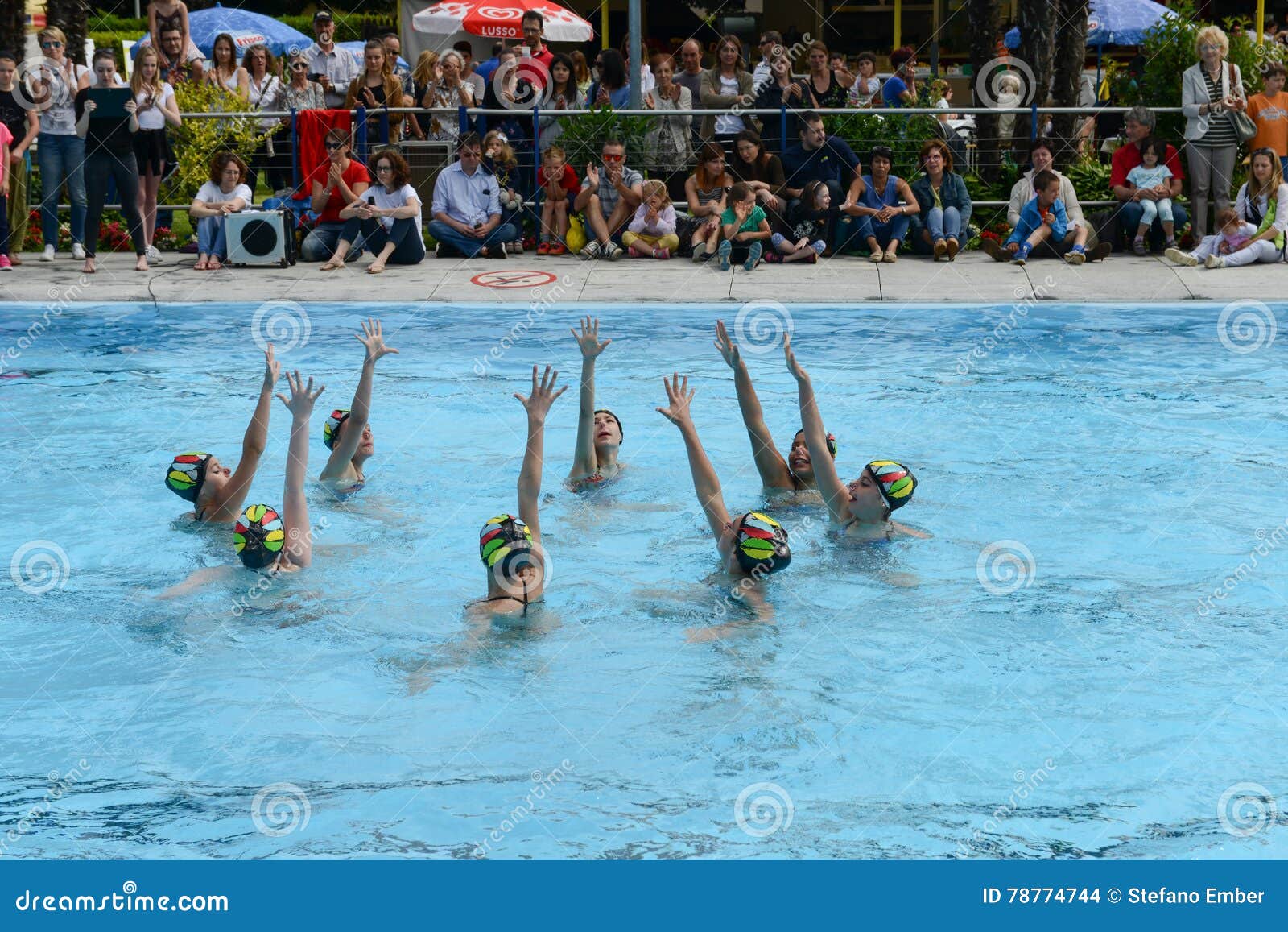 Group of Girls in a Pool Practicing Synchronized Swimming Editorial ...