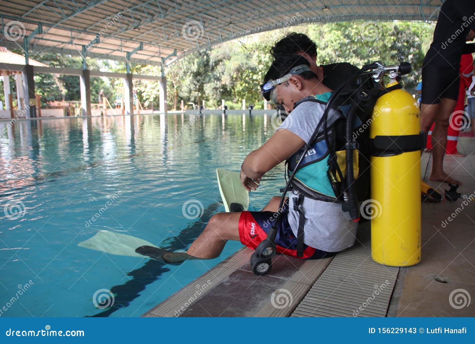 A Group of People Doing Diving Training in a Swimming Pool Editorial ...