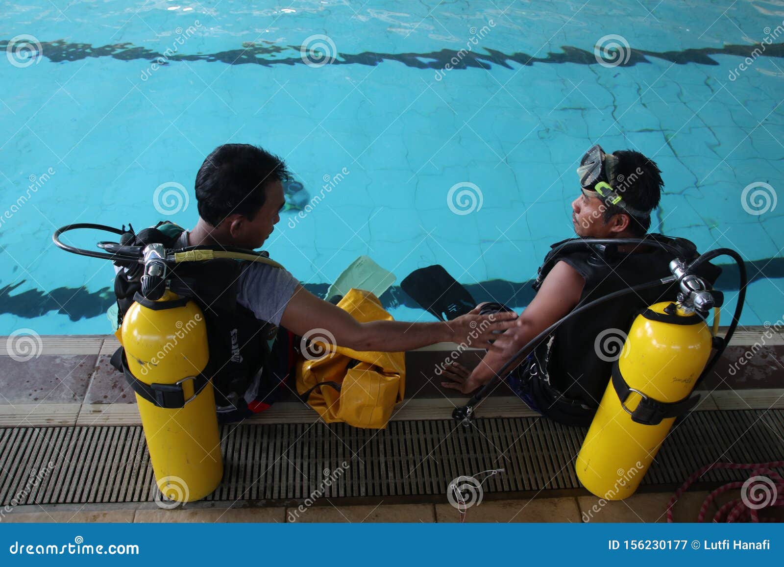 A Group of People Doing Diving Training in a Swimming Pool Editorial ...