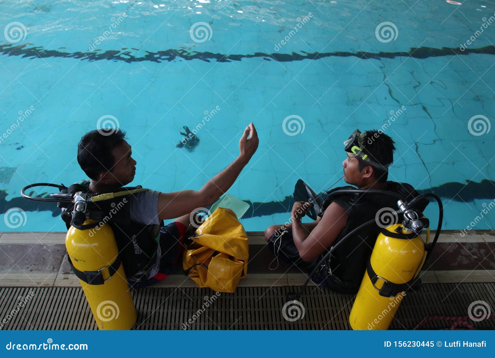 A Group of People Doing Diving Training in a Swimming Pool Editorial ...
