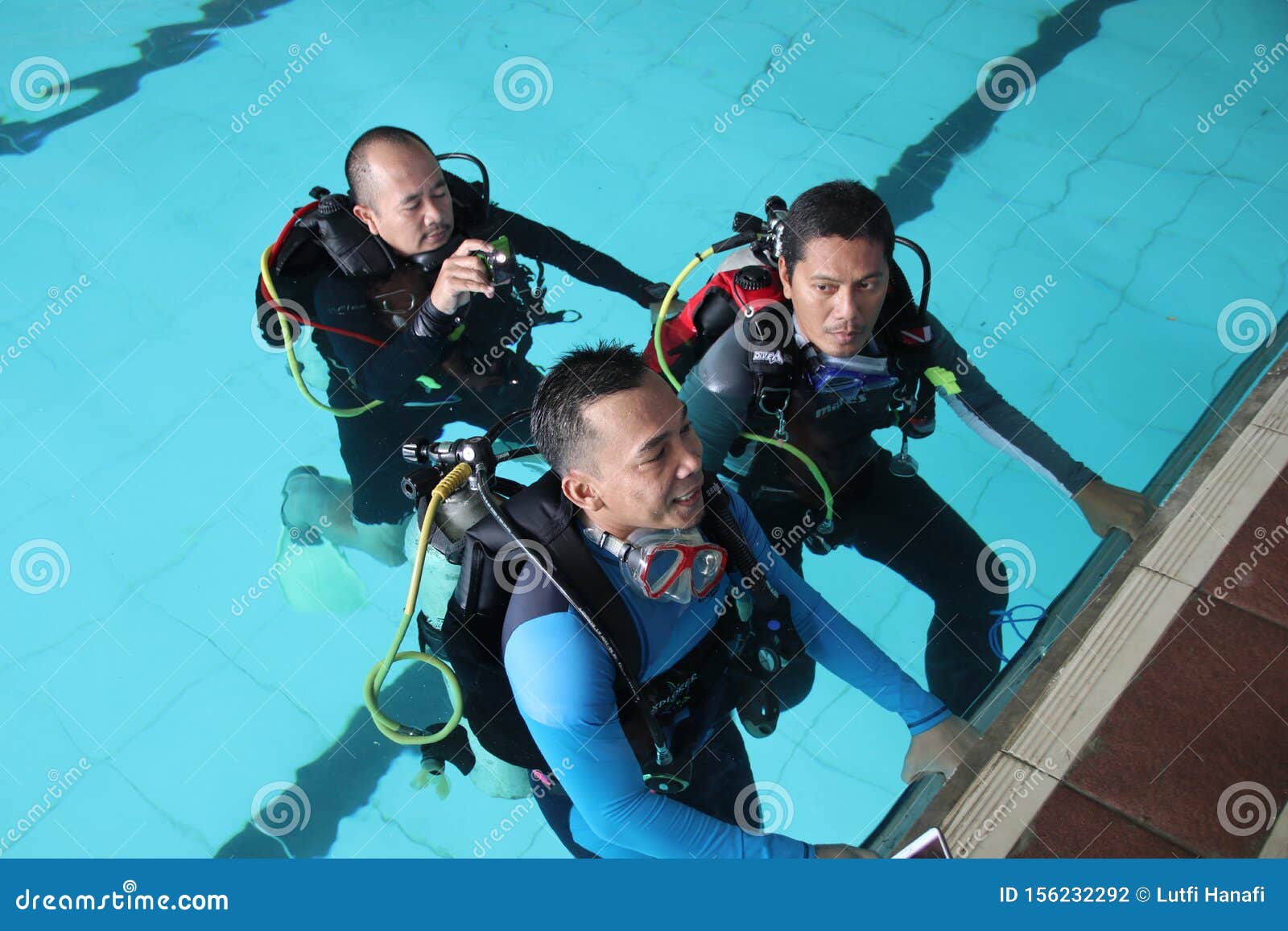 A Group of People Doing Diving Training in a Swimming Pool Editorial ...