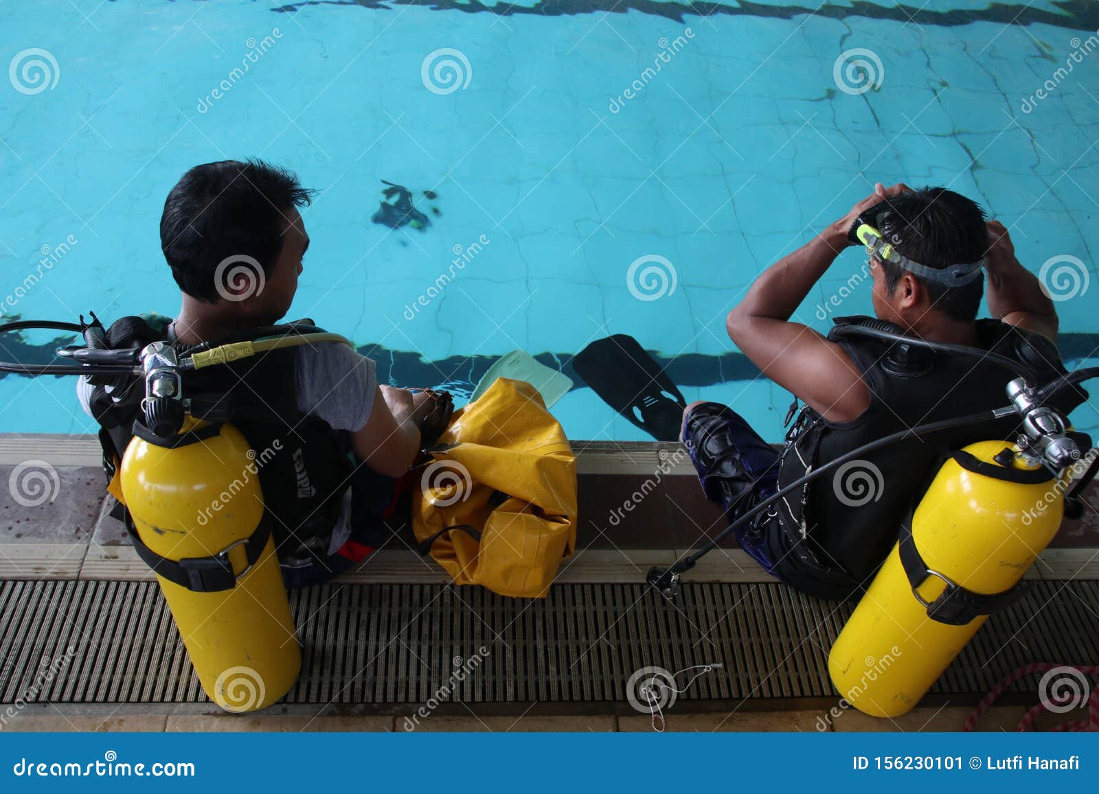 A Group of People Doing Diving Training in a Swimming Pool Editorial ...