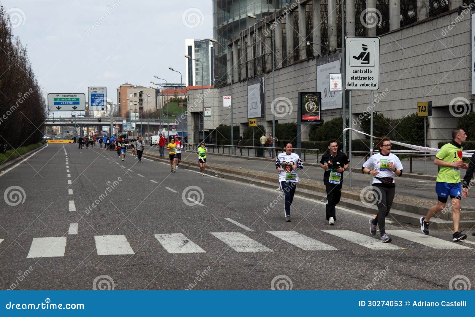Milano City Marathon editorial stock photo. Image of runs - 30274053