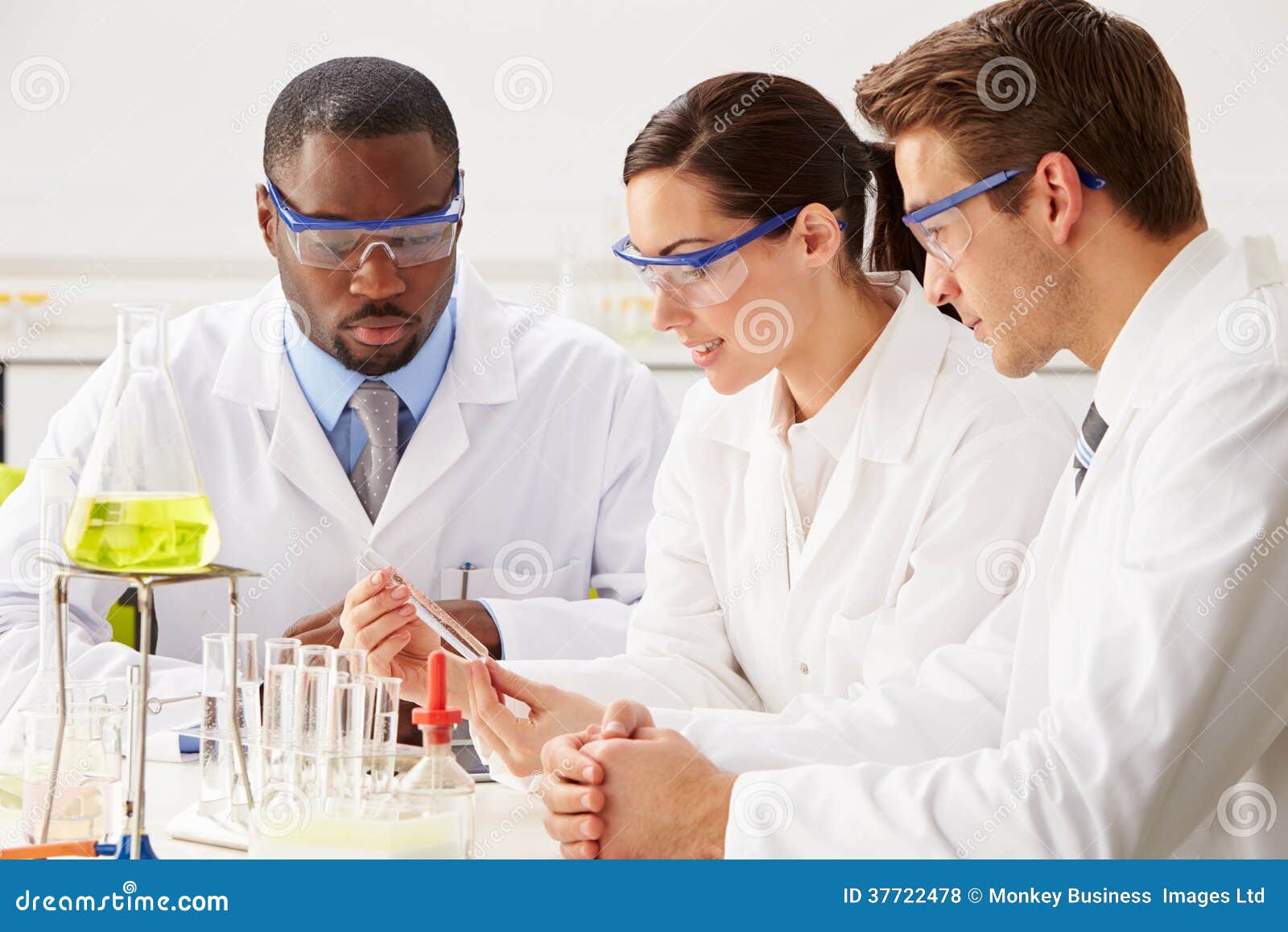 Group of Scientists Performing Experiment in Laboratory Stock Photo ...