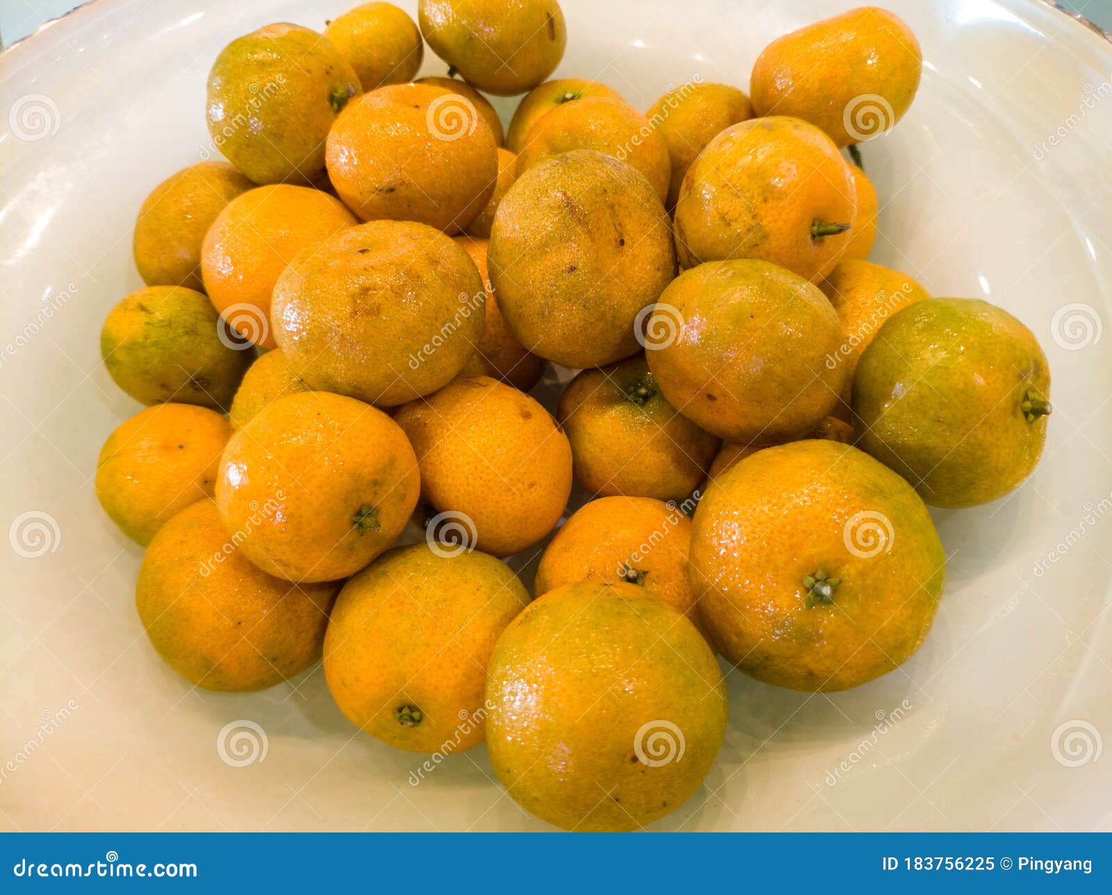 Group of Small Oranges on the Plate Stock Image - Image of juicy, ripe ...
