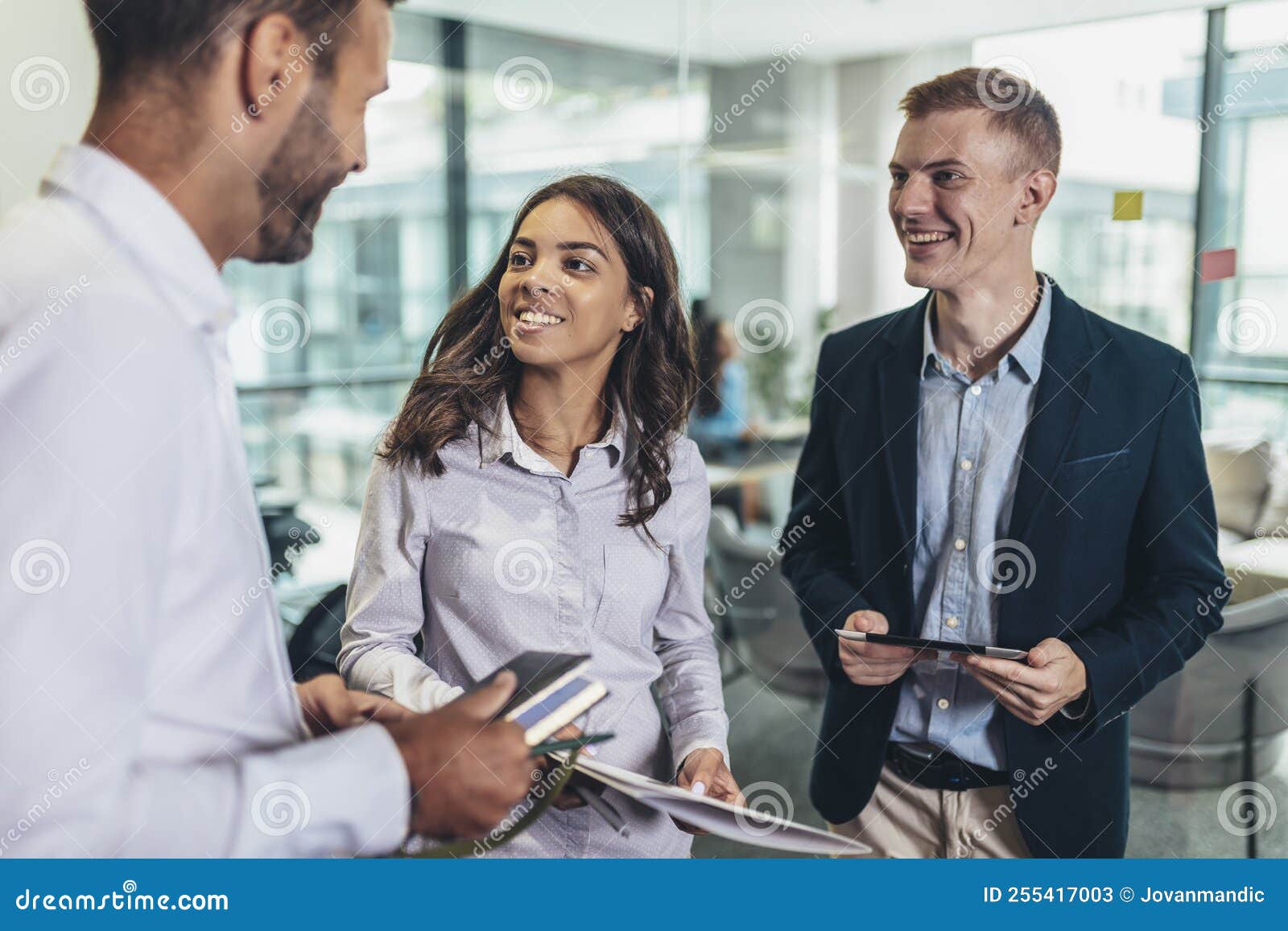 Young Business People Working Together while Standing in Creative ...