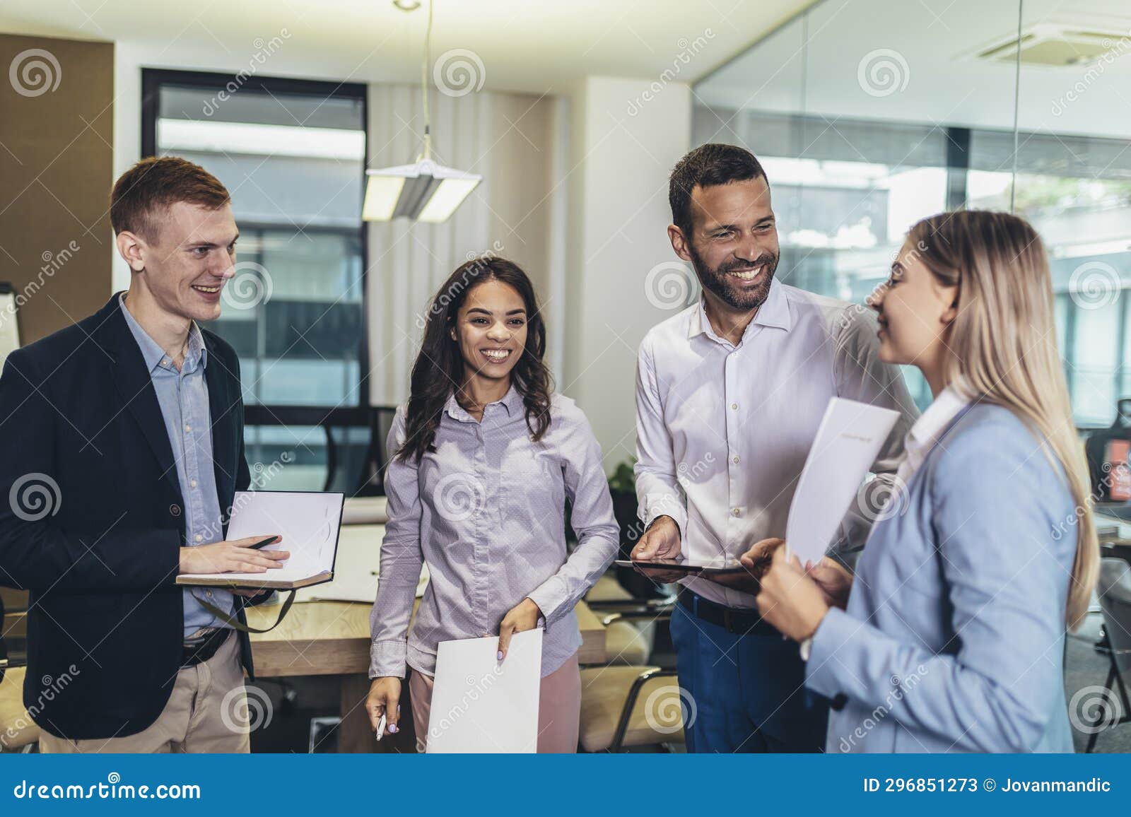 Young Business People Working Together while Standing in Creative ...