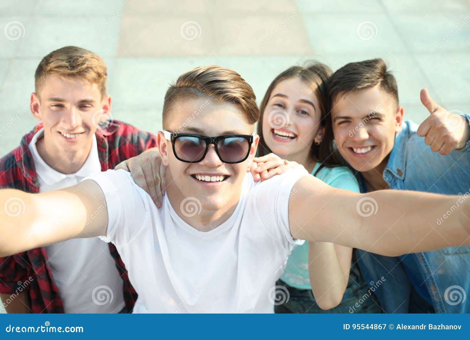 Groupe D'adolescents Heureux Image stock - Image du personne, jeune ...