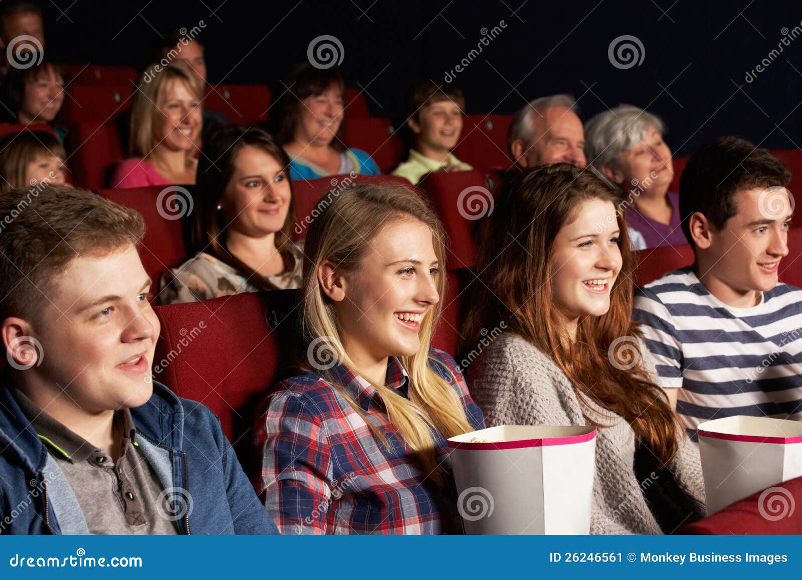 Groupe D'amis D'adolescent Observant Le Film Dans Le Cinéma Image stock ... Groupe D'amis D'adolescent Observant Le Film Dans Le Cinéma Image stock ...