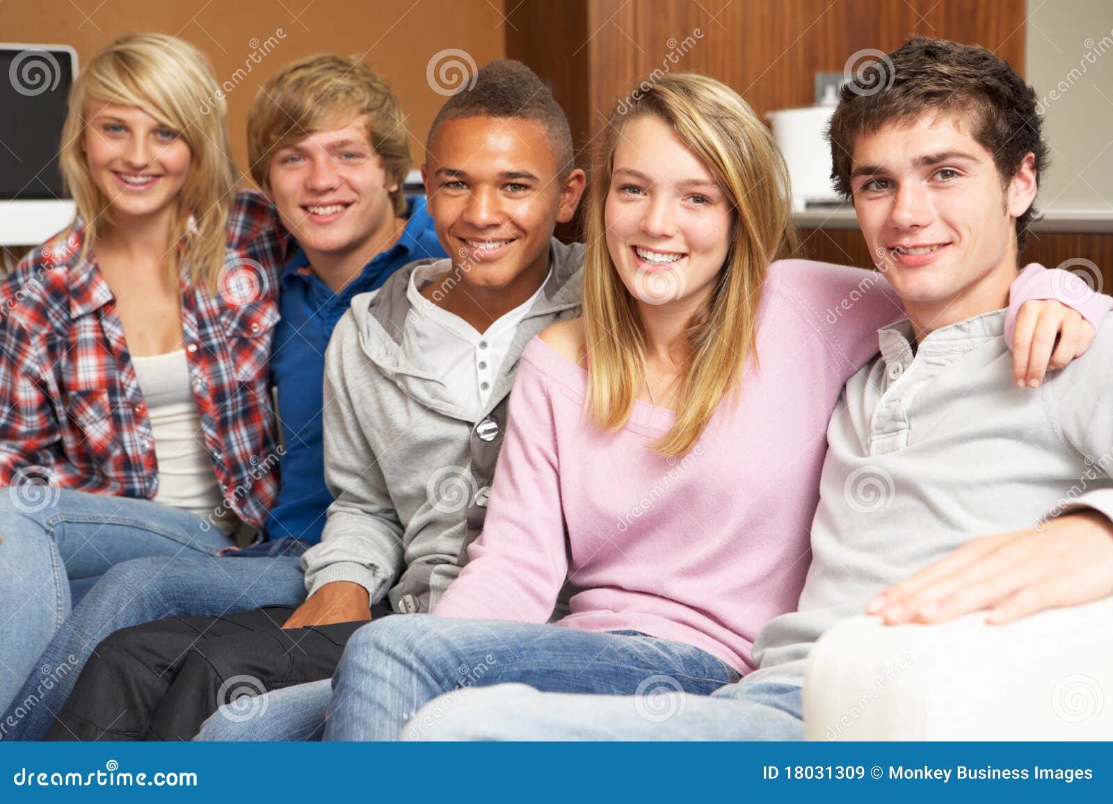 Groupe D'amis D'adolescent S'asseyant Sur Le Sofa à La Maison Image ... Groupe D'amis D'adolescent S'asseyant Sur Le Sofa à La Maison Image ...