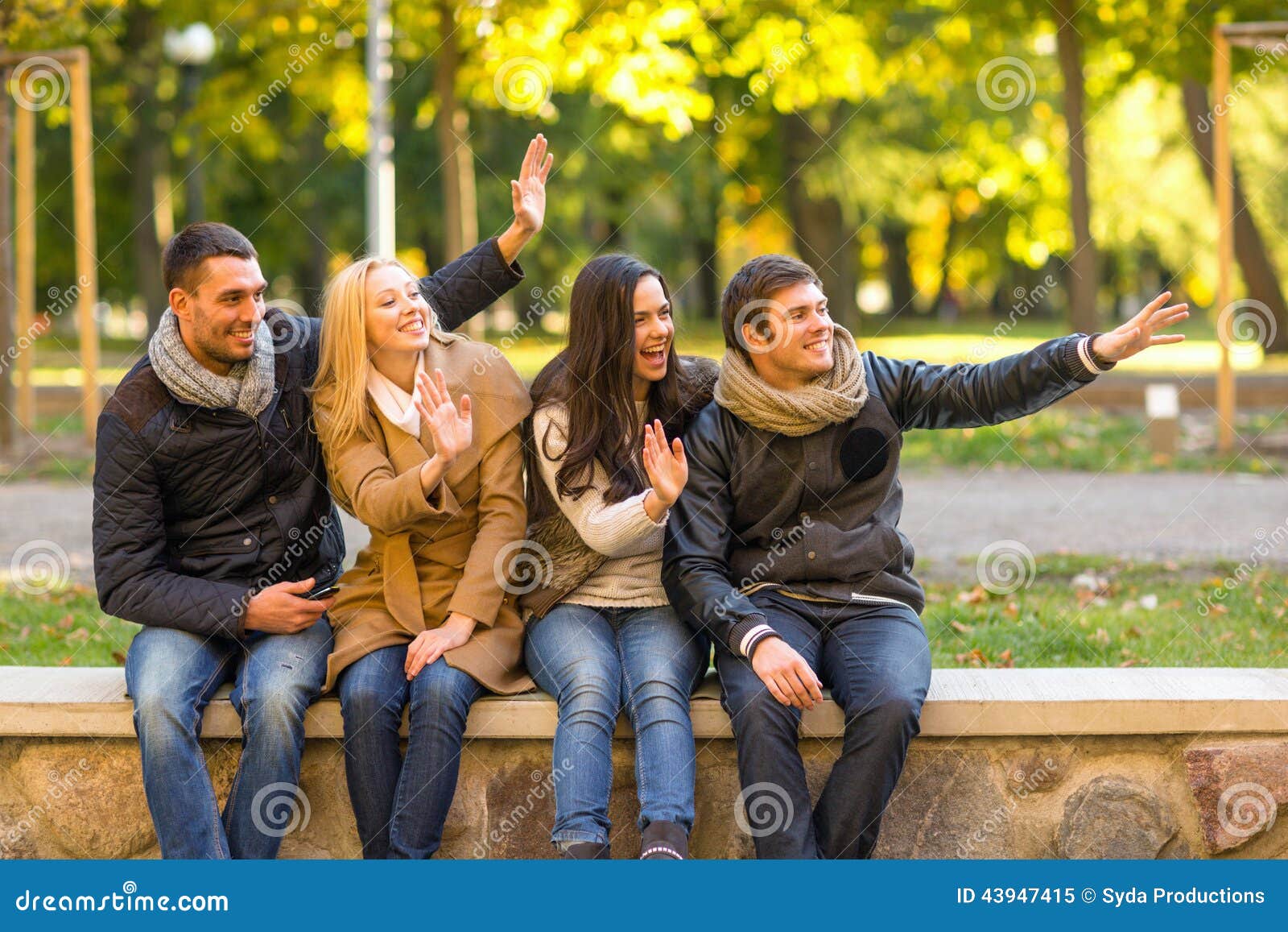Groupe D'amis De Sourire Ondulant Des Mains En Parc De Ville Image ... Groupe D'amis De Sourire Ondulant Des Mains En Parc De Ville Image ...
