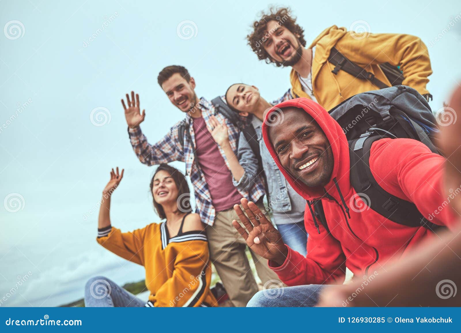 Groupe D'amis Ondulant Des Mains Pour Le Selfie Image stock - Image du ... Groupe D'amis Ondulant Des Mains Pour Le Selfie Image stock - Image du ...