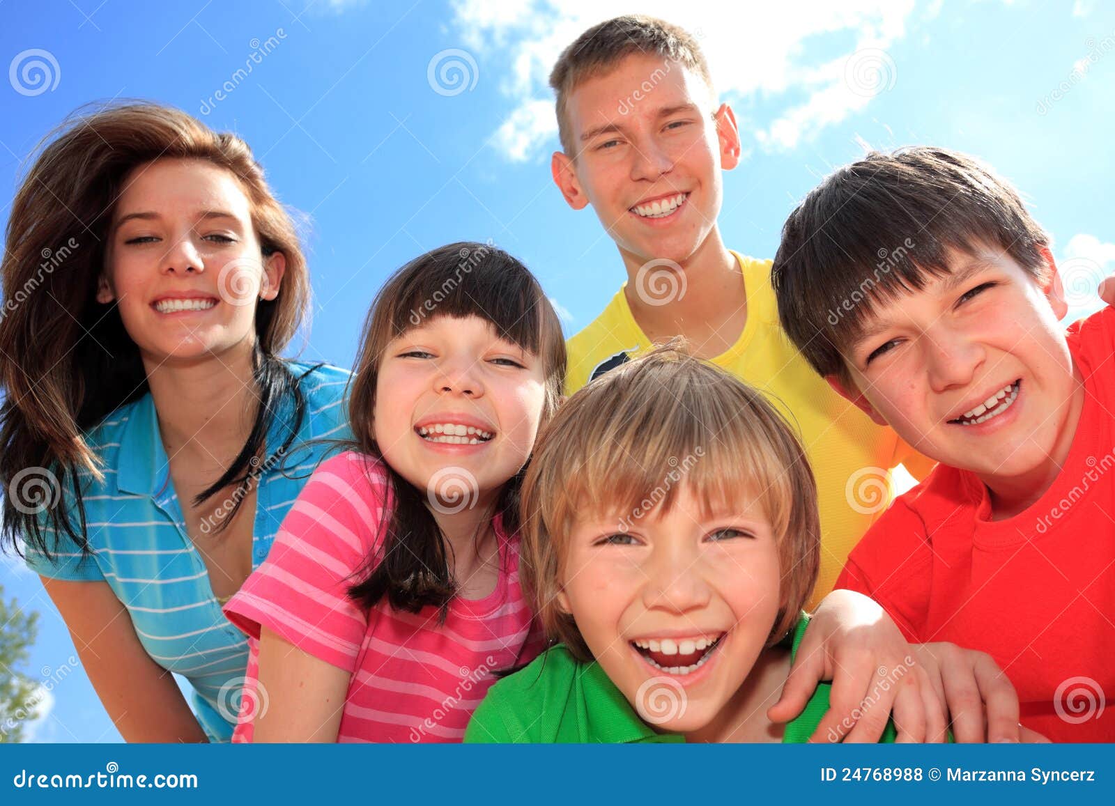 Groupe d'enfants heureux photo stock. Image du soeurs - 24768988