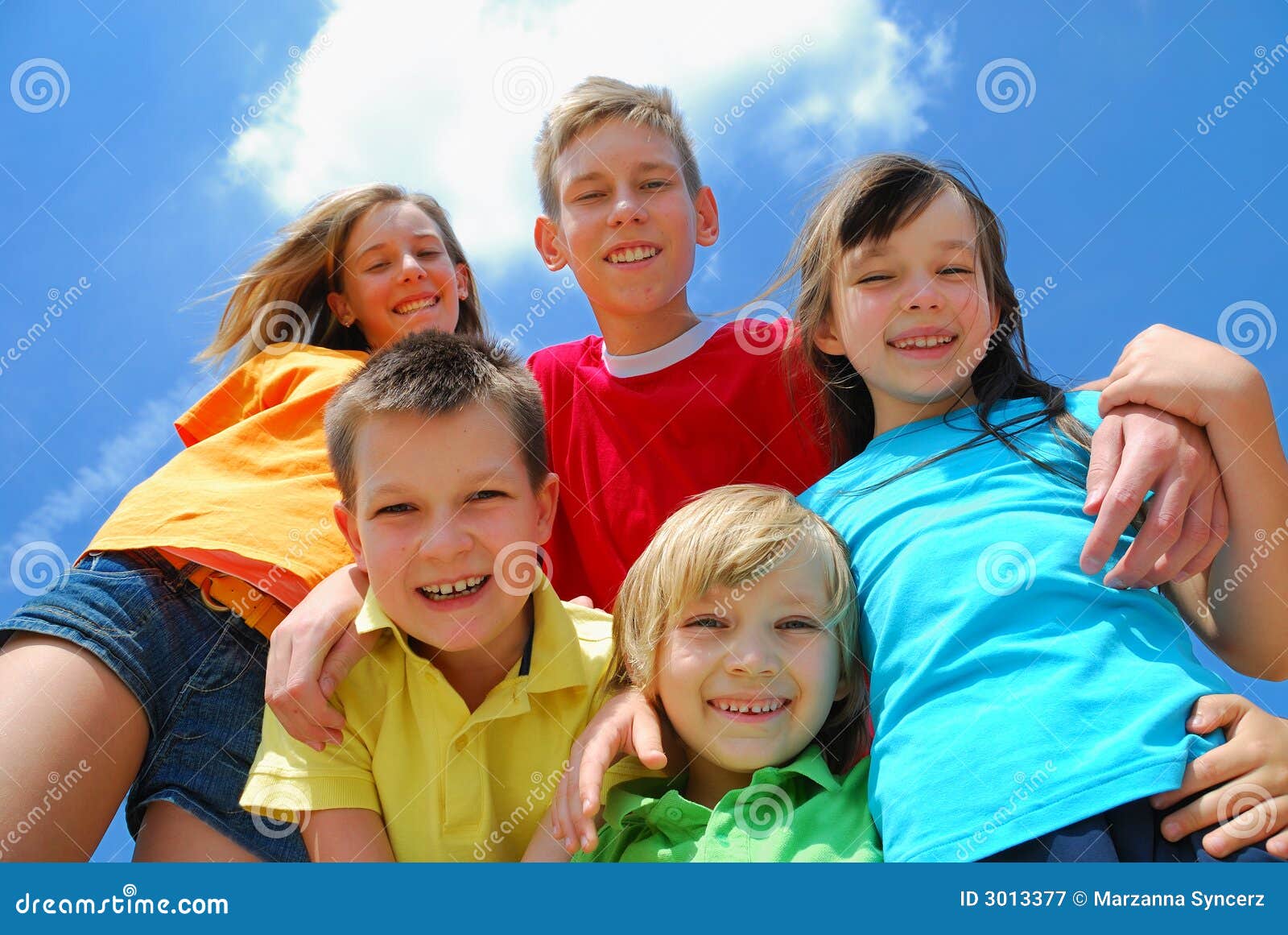 Groupe d'enfants heureux image stock. Image du frère, hommes - 3013377