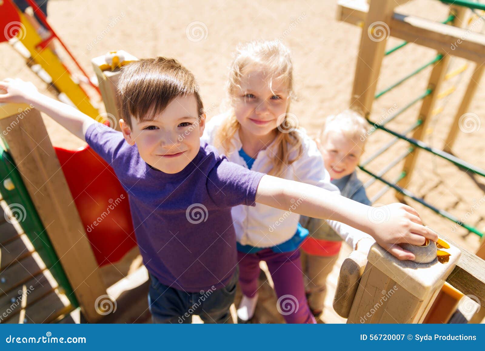 Groupe Denfants Heureux Sur Le Terrain De Jeu Denfants Image Stock